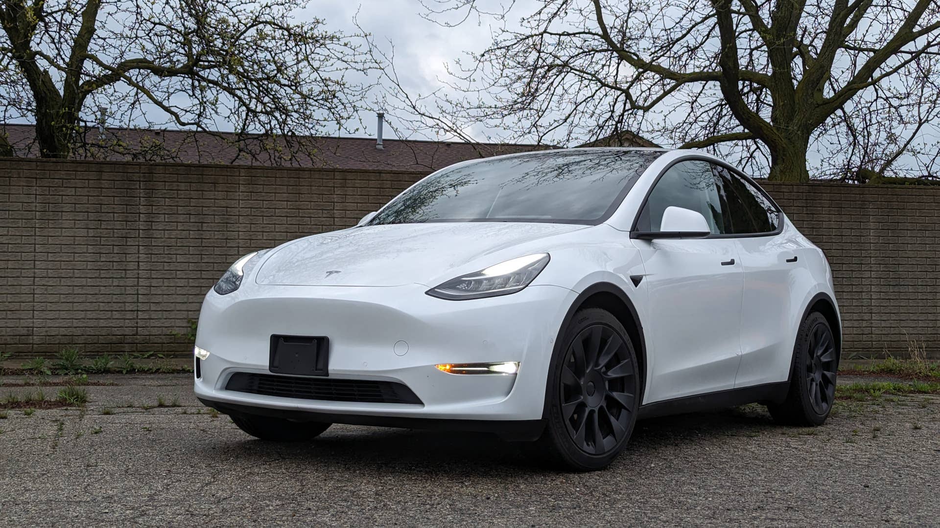 Tesla Model Y Owners Forced to Smash Windows After Door Handles Fail ...