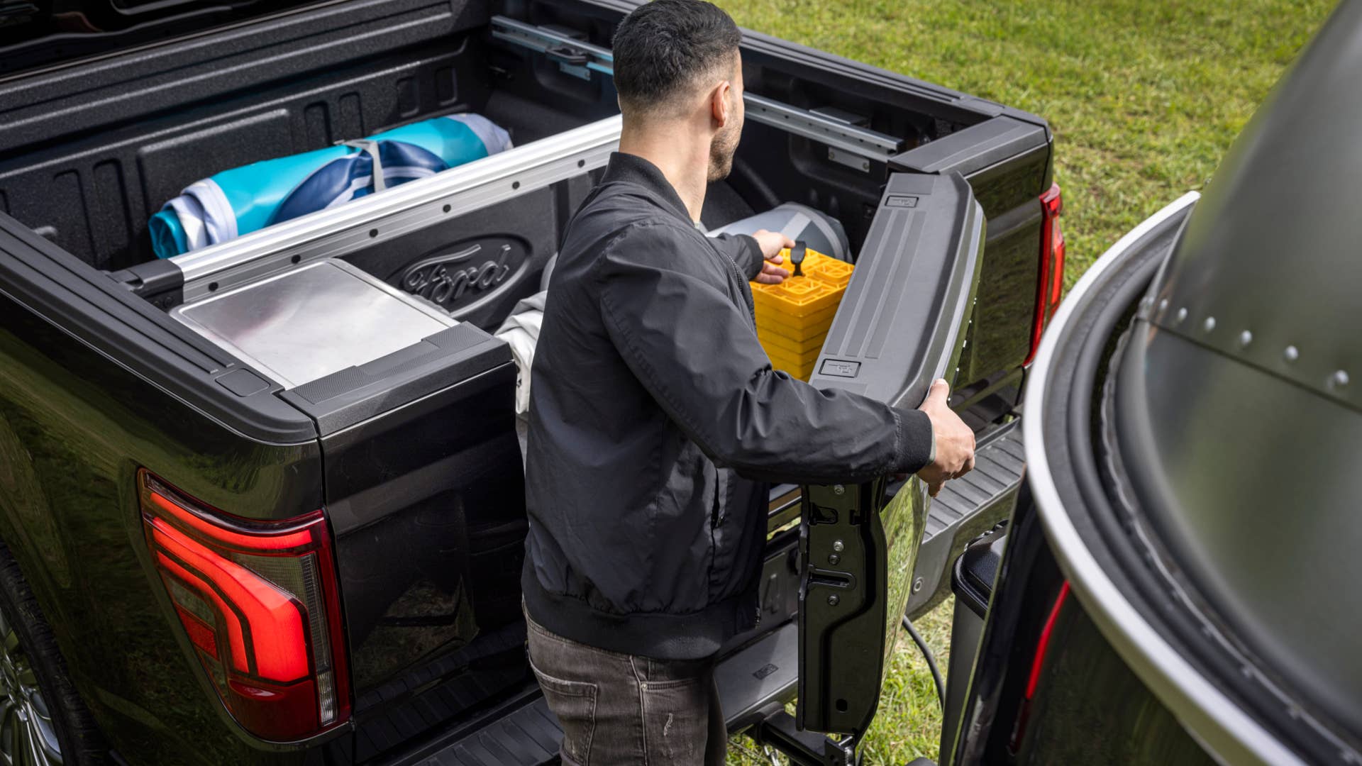 2024 Ford F-150's Pro Access Tailgate — how it works, what's cool about ...