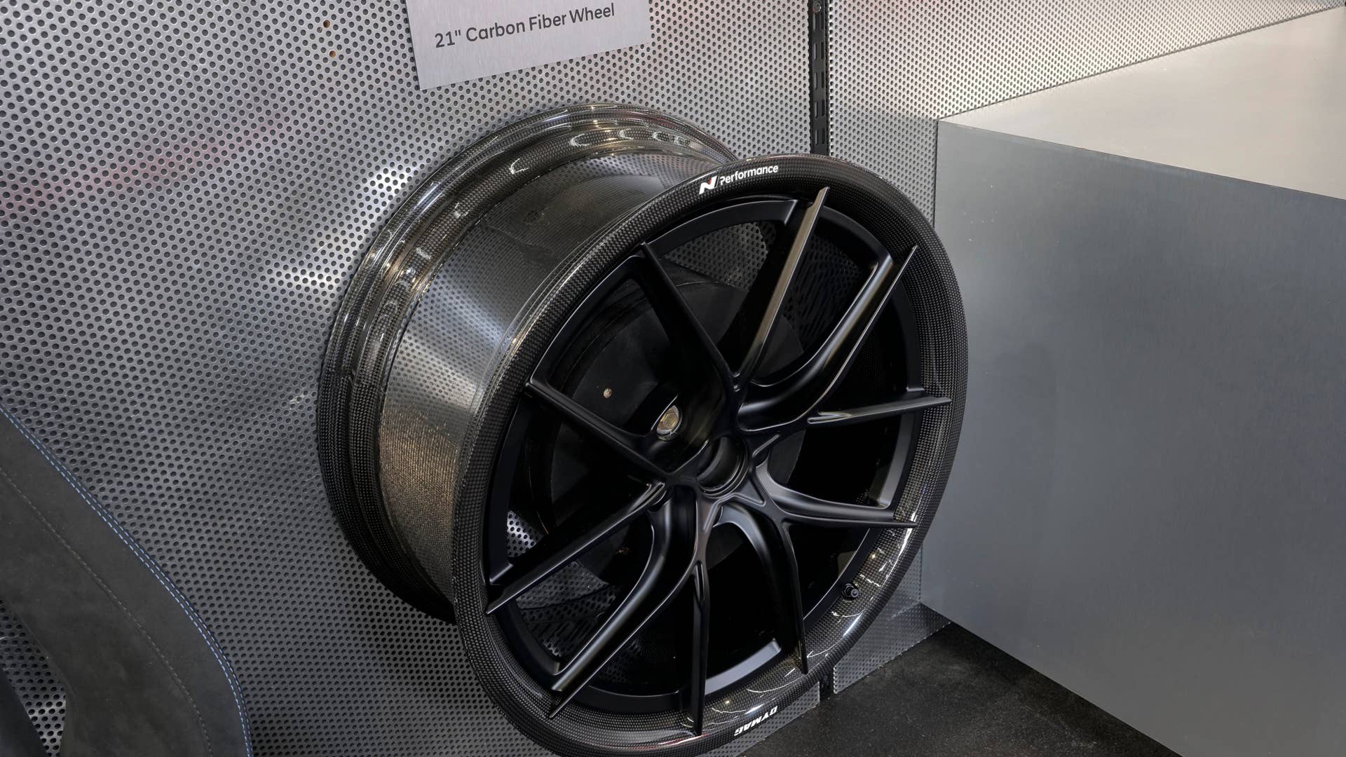 Hyundai shows a prototype carbon-hybrid wheel at Goodwood - Autoblog