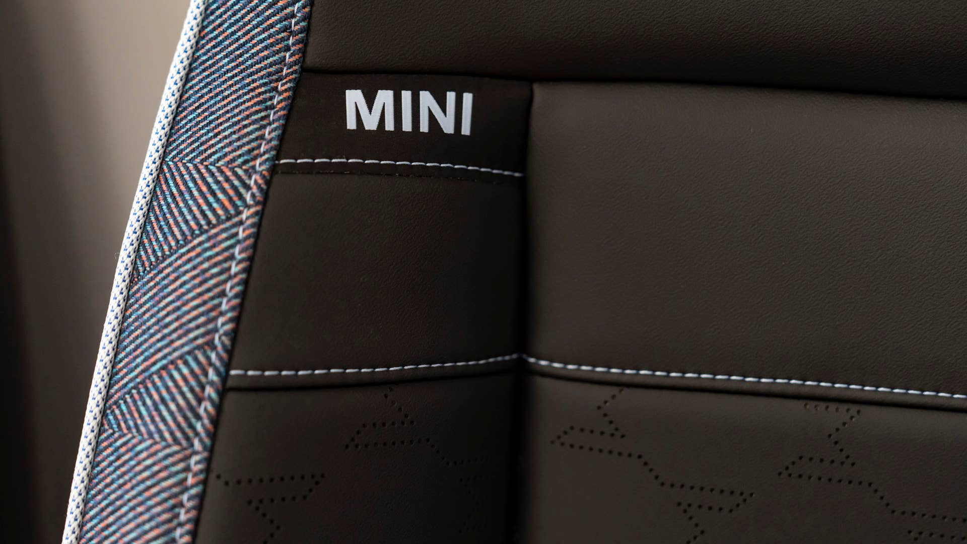 Mini reveals new design details, including a round touchscreen - Autoblog