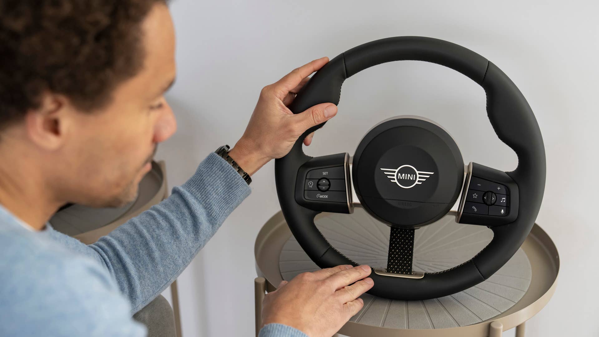 Mini reveals new design details, including a round touchscreen - Autoblog