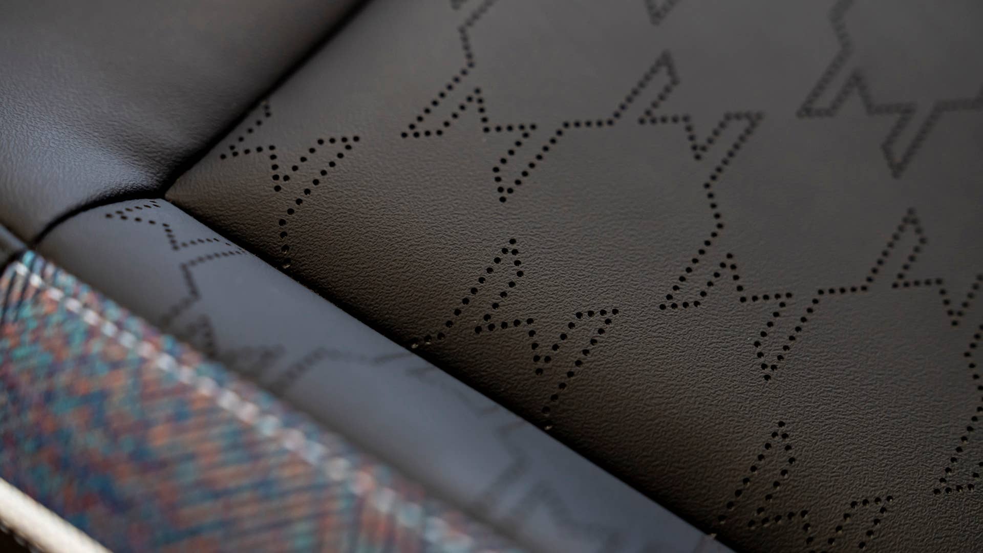 Mini reveals new design details, including a round touchscreen - Autoblog