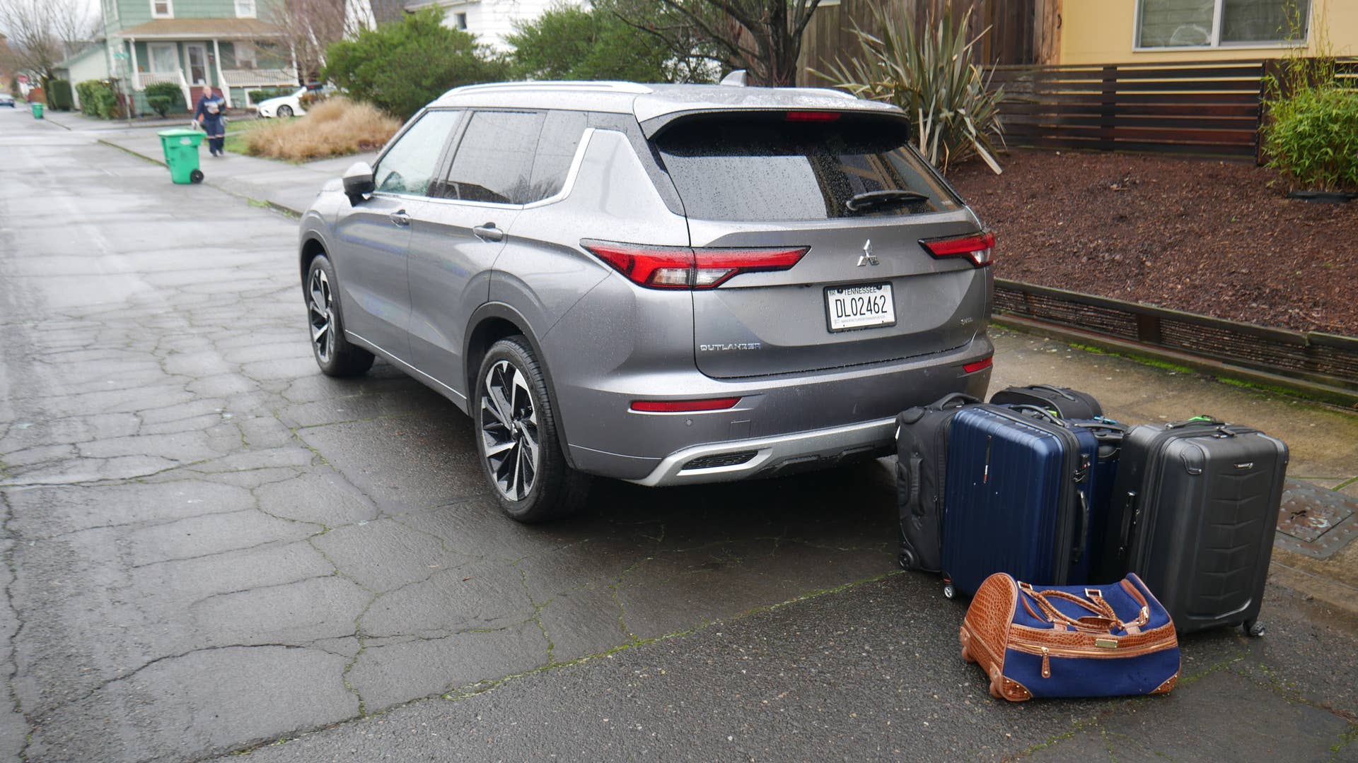2022 Mitsubishi Outlander Luggage Test | Three rows, two tests! - Autoblog