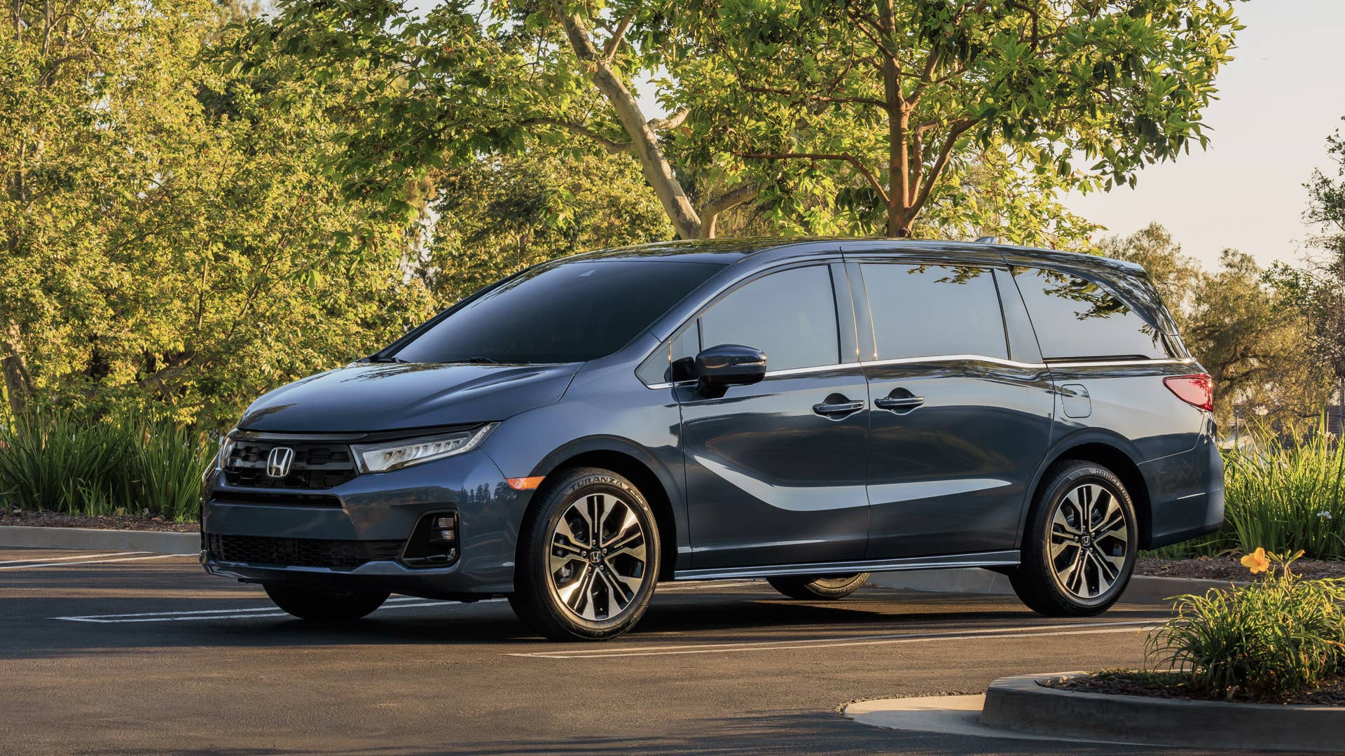 2025 Honda Odyssey gets upgraded tech, tweaked exterior look - Autoblog