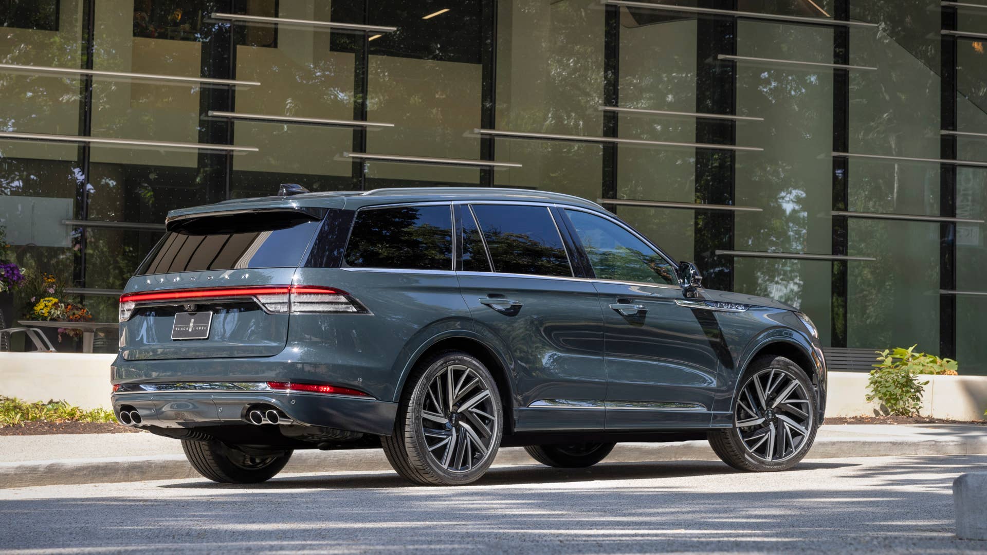 2025 Lincoln Aviator revealed with new face, more tech, no more PHEV ...