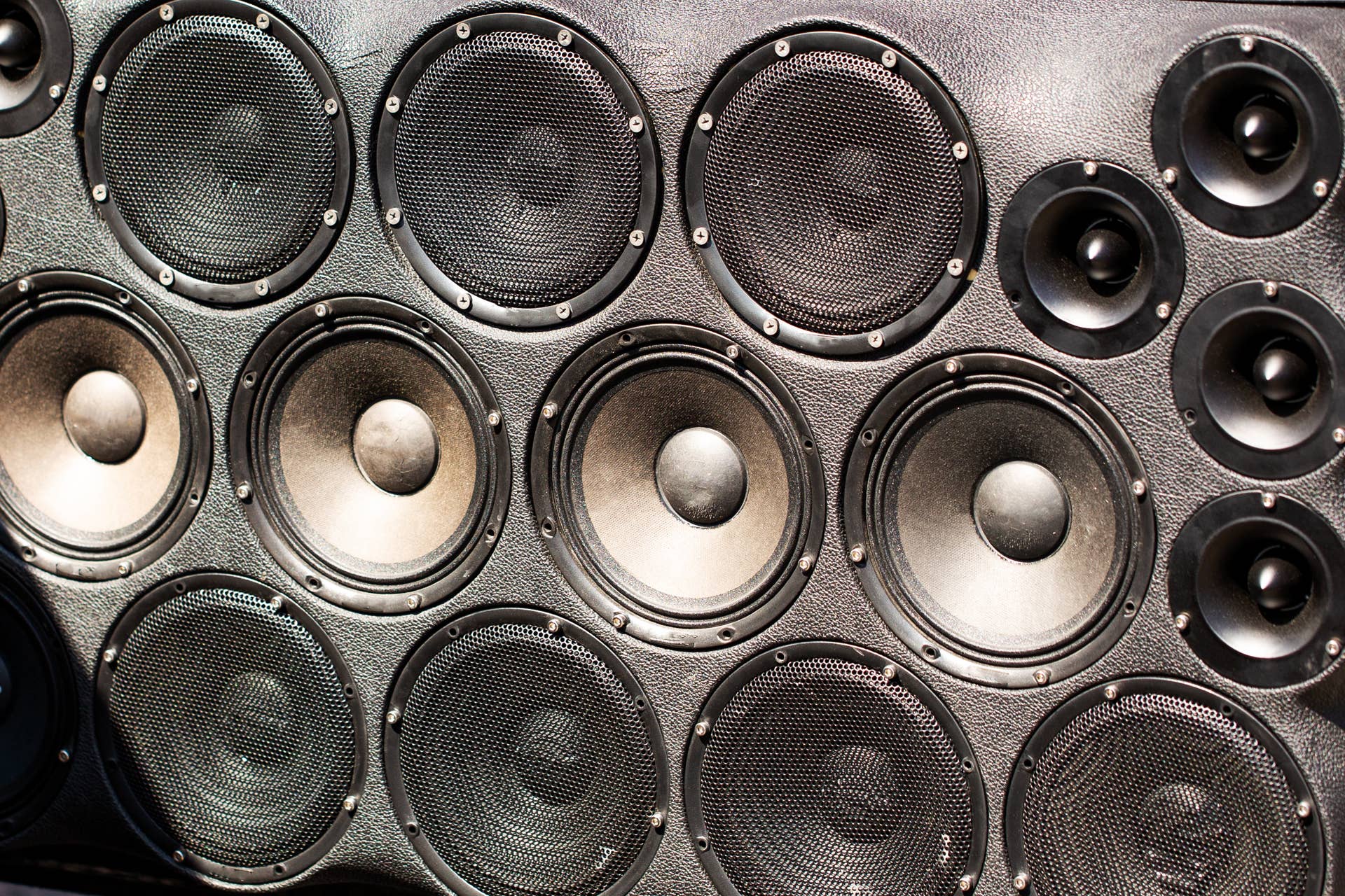 Dominican car stereo culture uses all the speakers - Autoblog