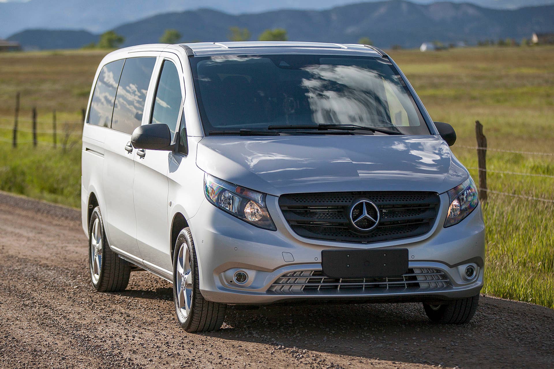 Mercedes Is Bringing a 400-Mile Electric Luxury Van to America - Autoblog