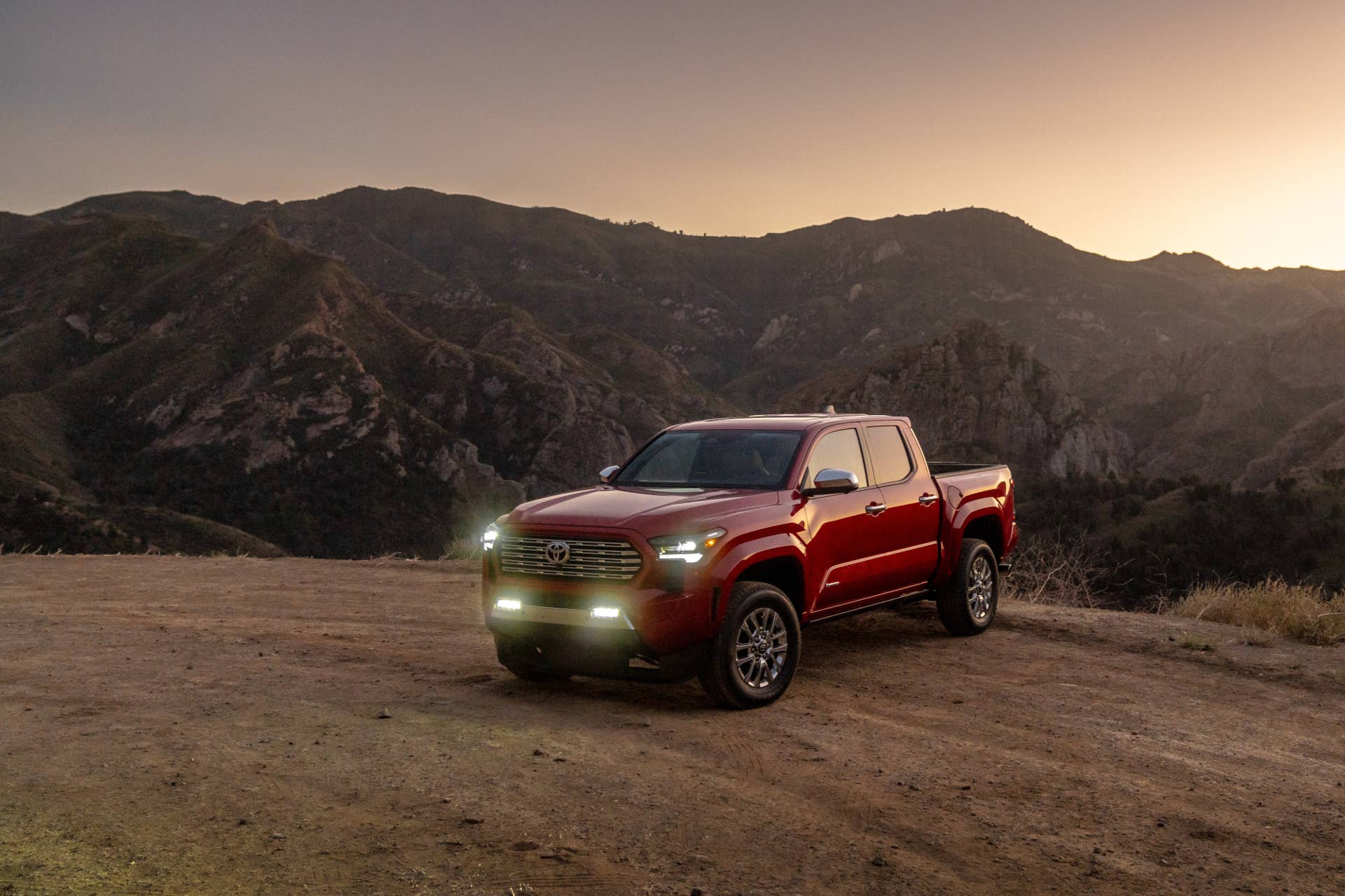 2026 GMC Canyon vs 2026 Toyota Tacoma: 5 Major Differences - Autoblog