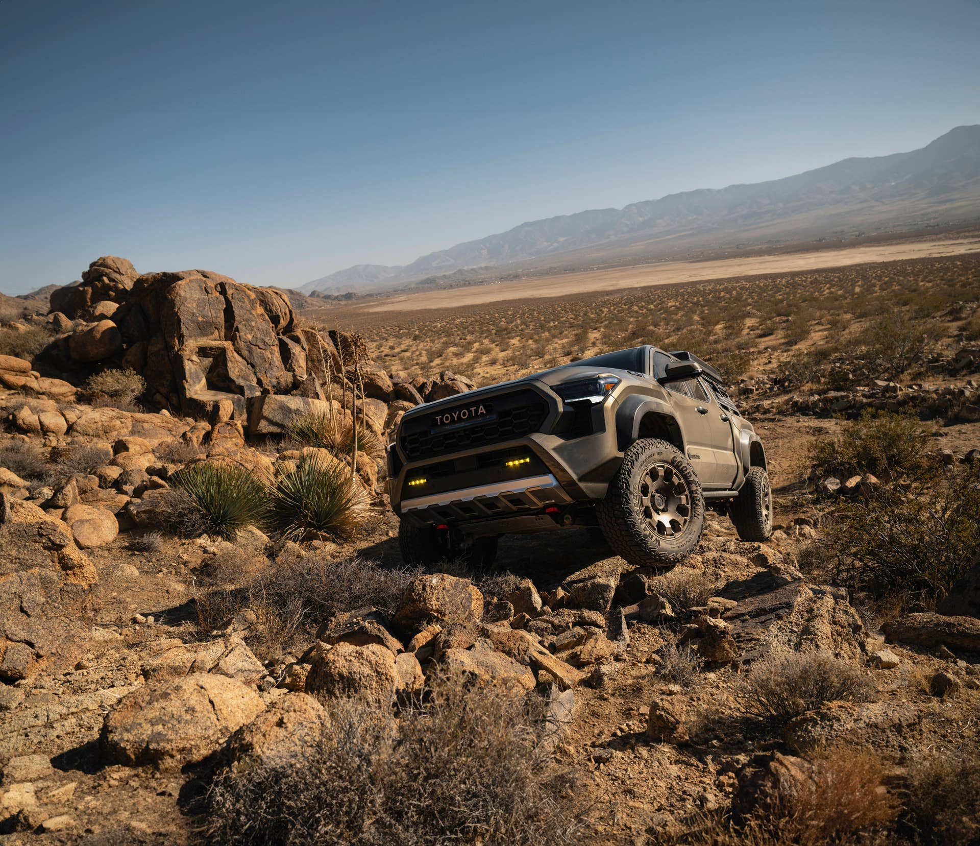 2026 GMC Canyon vs 2026 Toyota Tacoma: 5 Major Differences - Autoblog