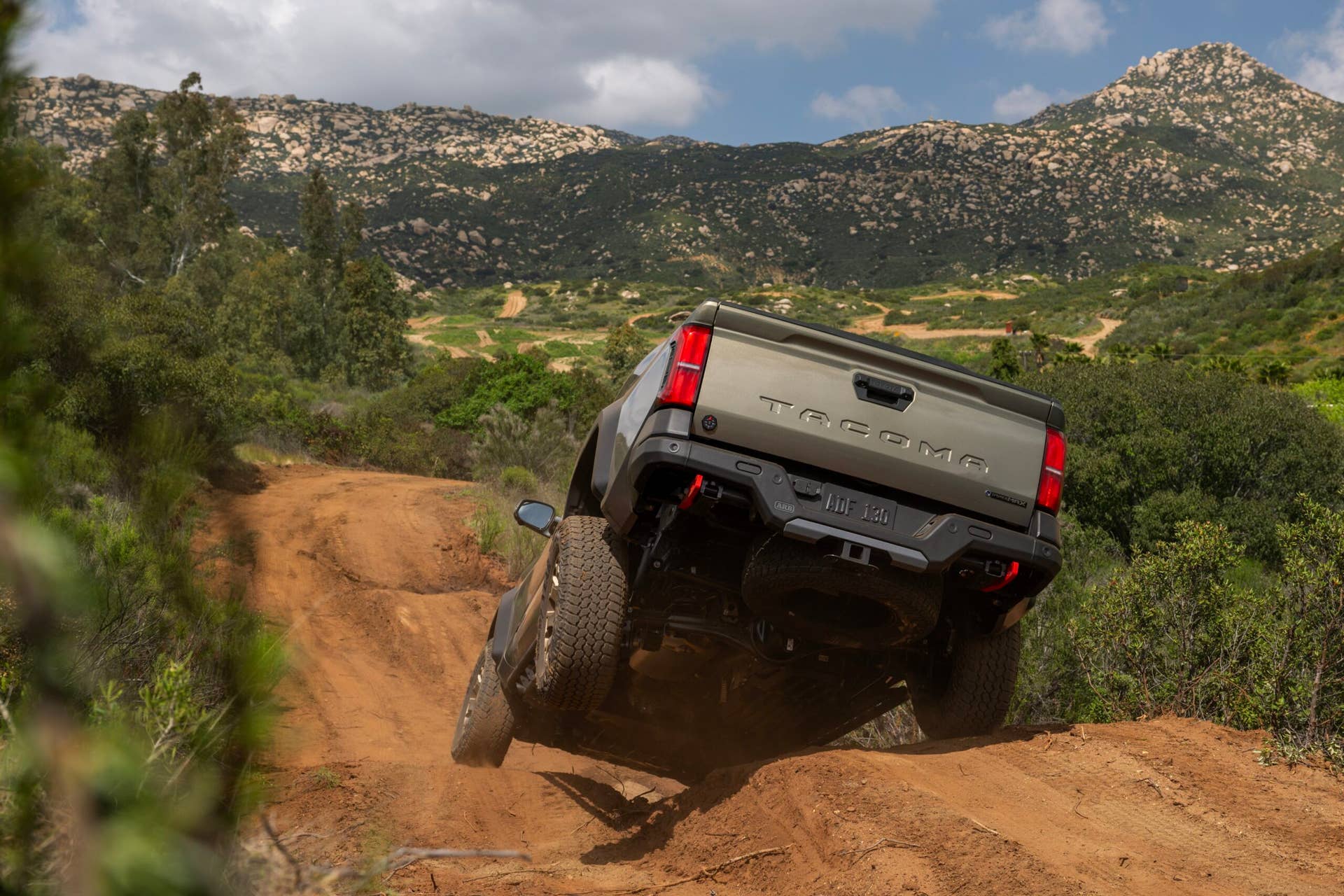 2025 Nissan Frontier vs. 2025 Toyota Tacoma: 5 Major Differences - Autoblog
