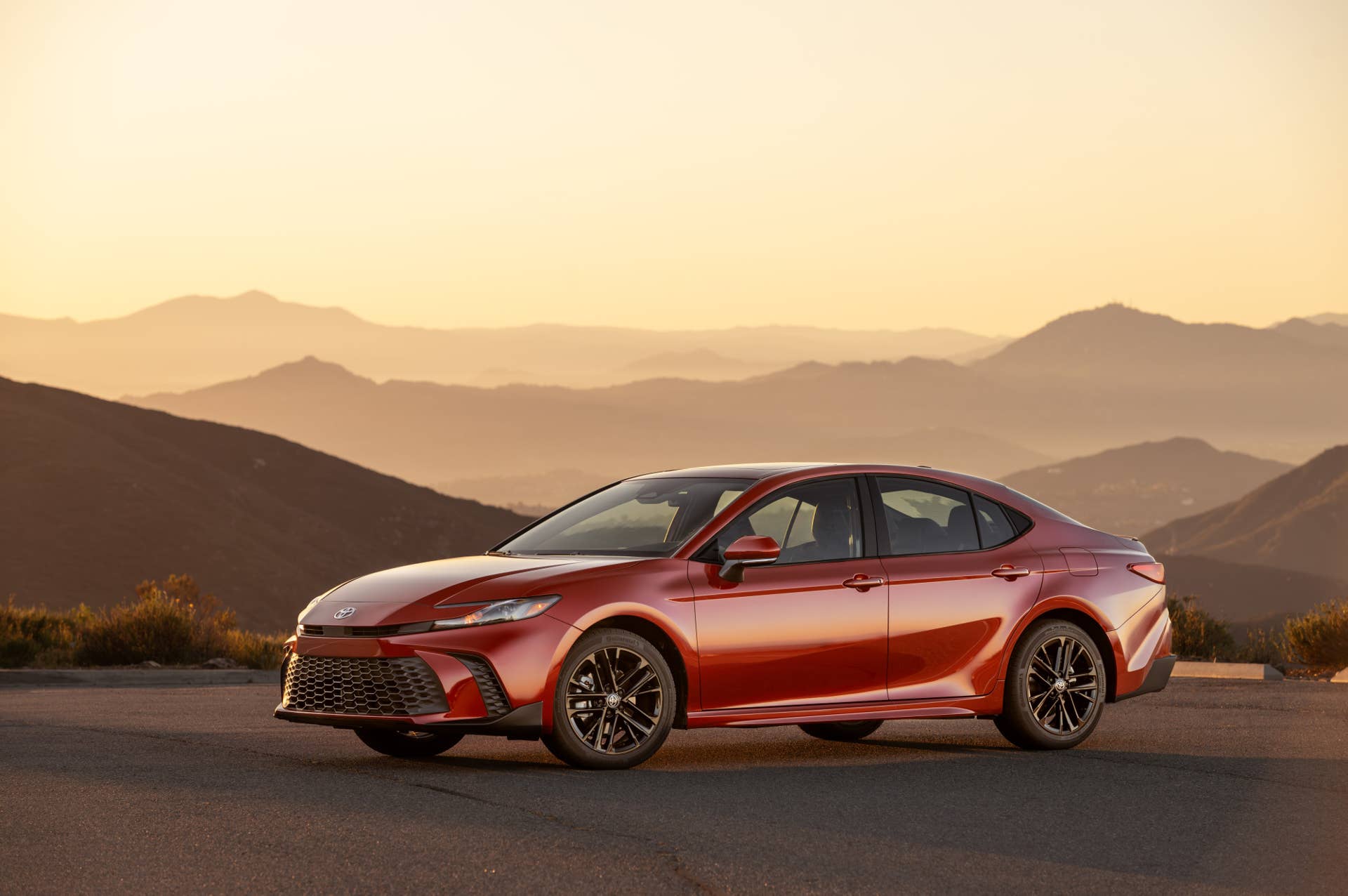 2025 Toyota Camry LE vs Camry SE: Key Differences - Autoblog