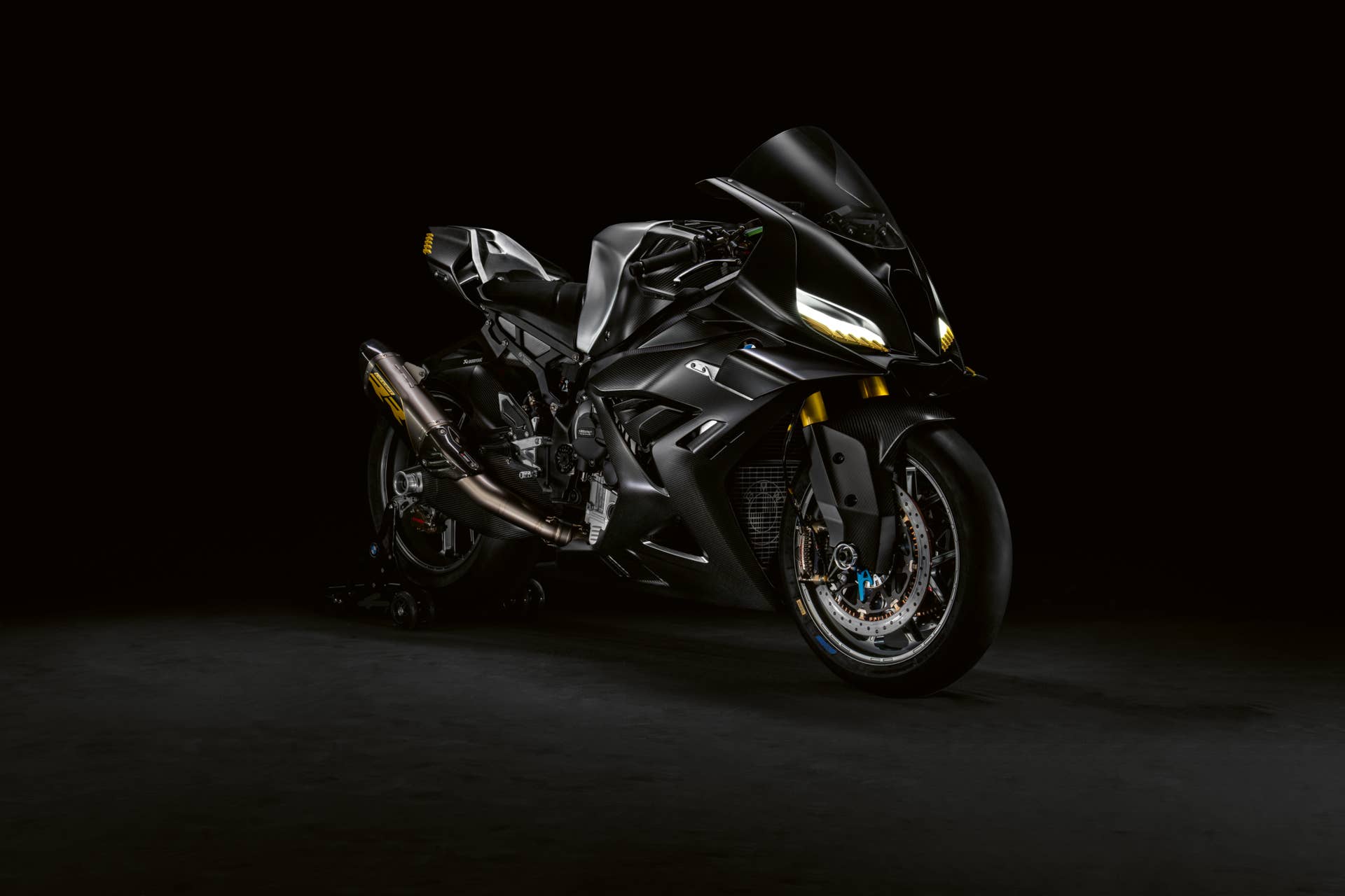 BMW's Small, Carbon-Laden Superbike Emerged at Villa d'Este - Autoblog