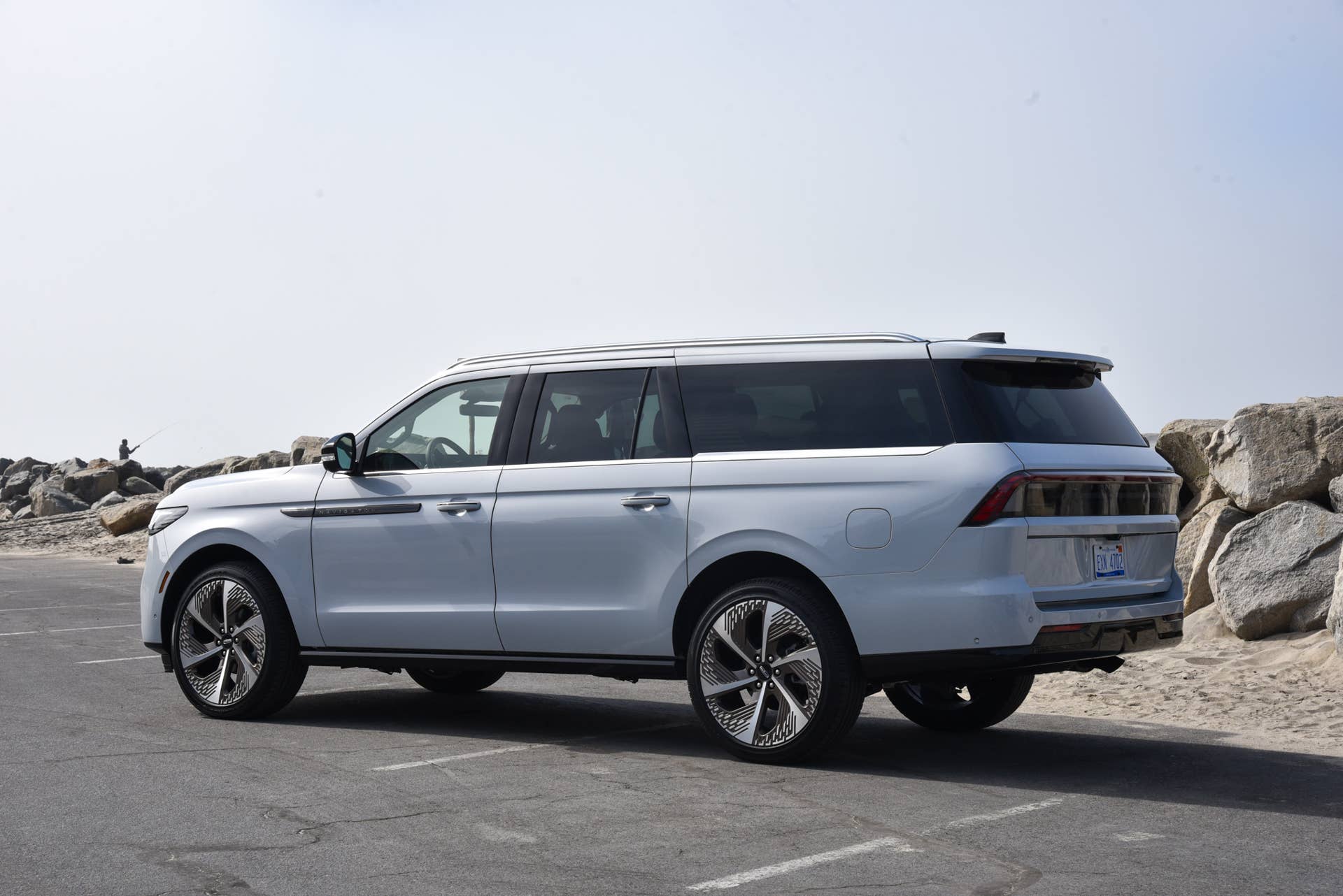 2025 Lincoln Navigator Review: A Six-Figure Spa Retreat on Wheels ...