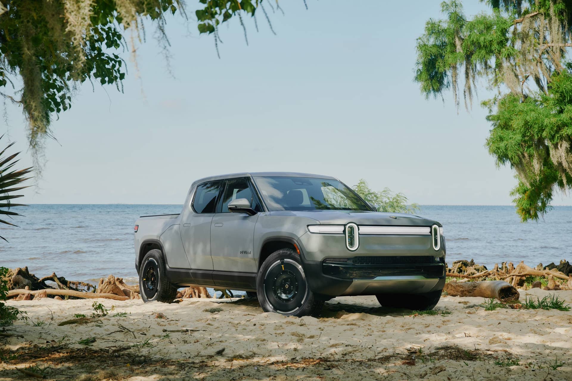 2025 Rivian R1T vs 2025 Ford F-150 Lightning Flash: 5 Major Differences ...