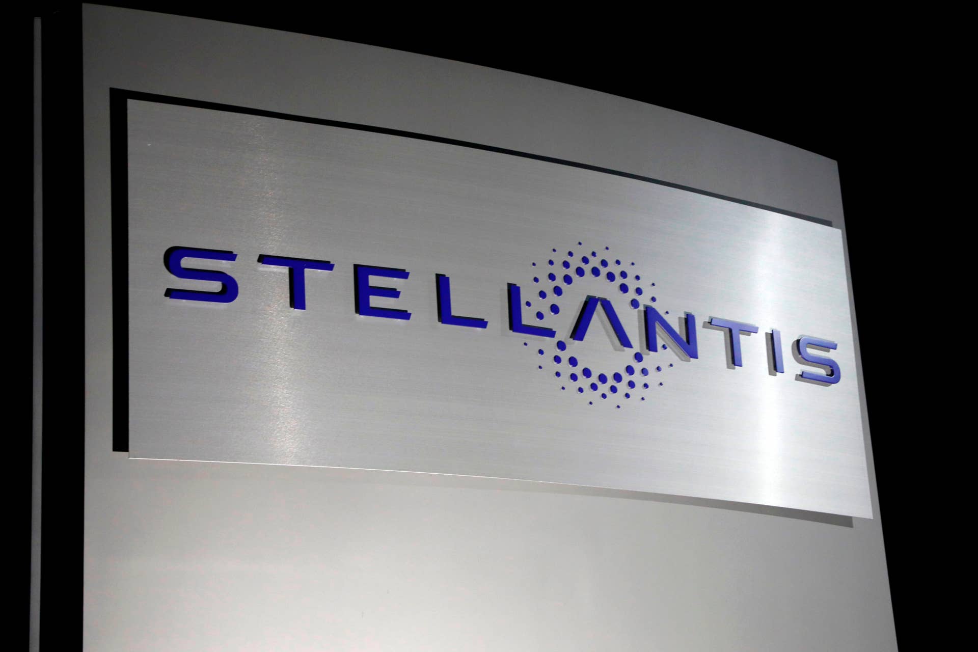Stellantis Recalls 219,000 U.S. Vehicles Over Rear-View Camera Failure ...