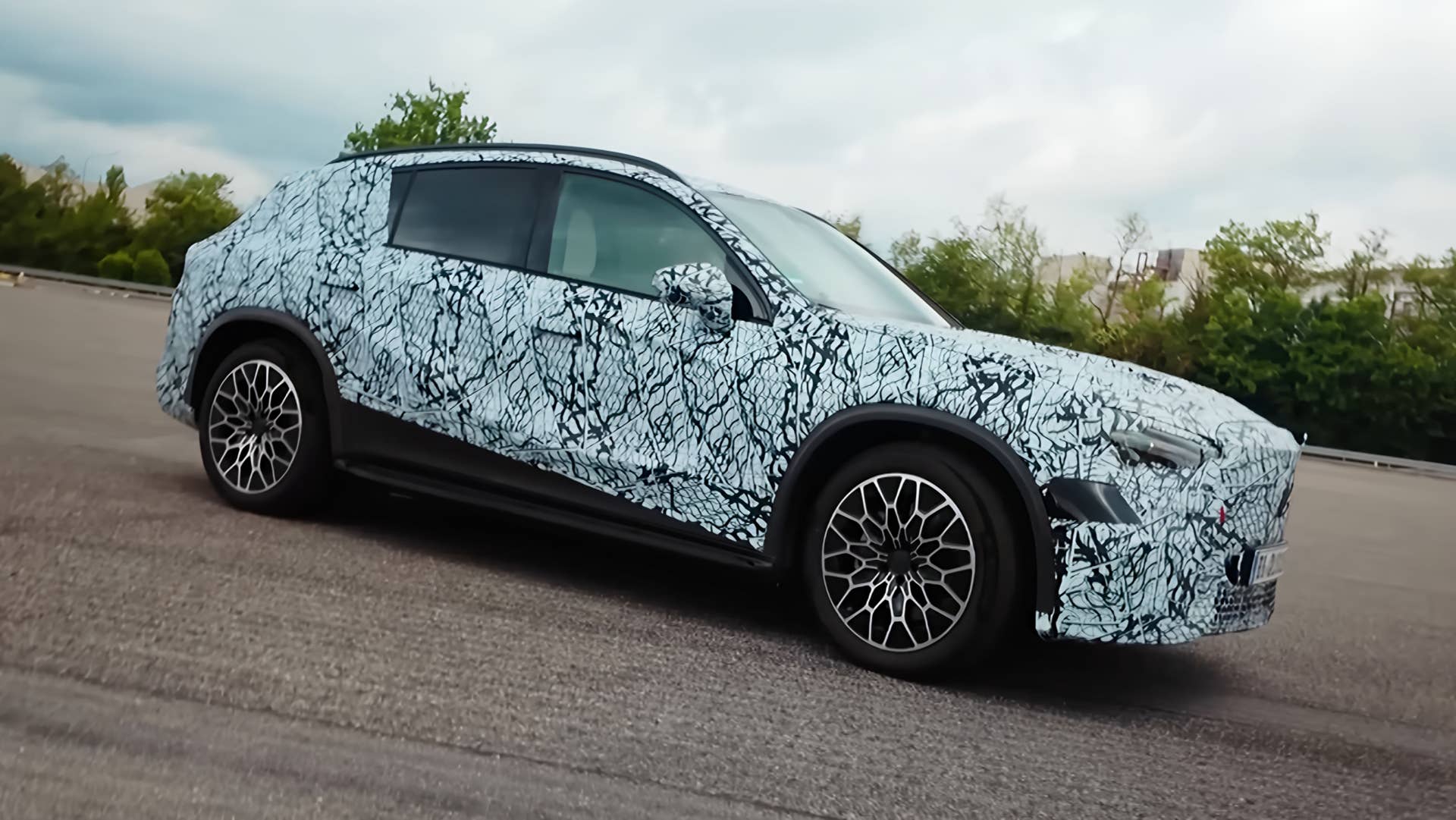 Mercedes CEO Gives a First Look at the Electric GLC in New Video - Autoblog