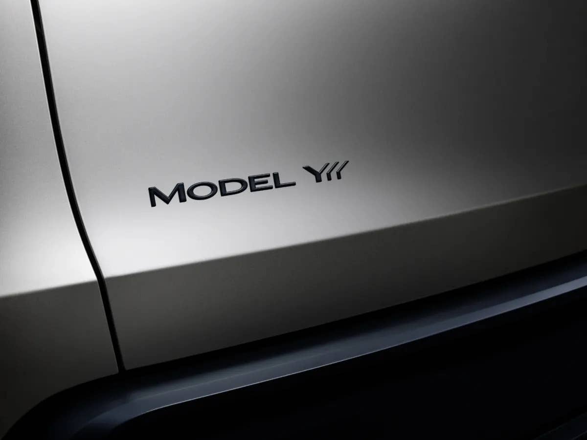 Tesla Model Y L Aces Elk Test at 72 MPH Fully Loaded - Autoblog
