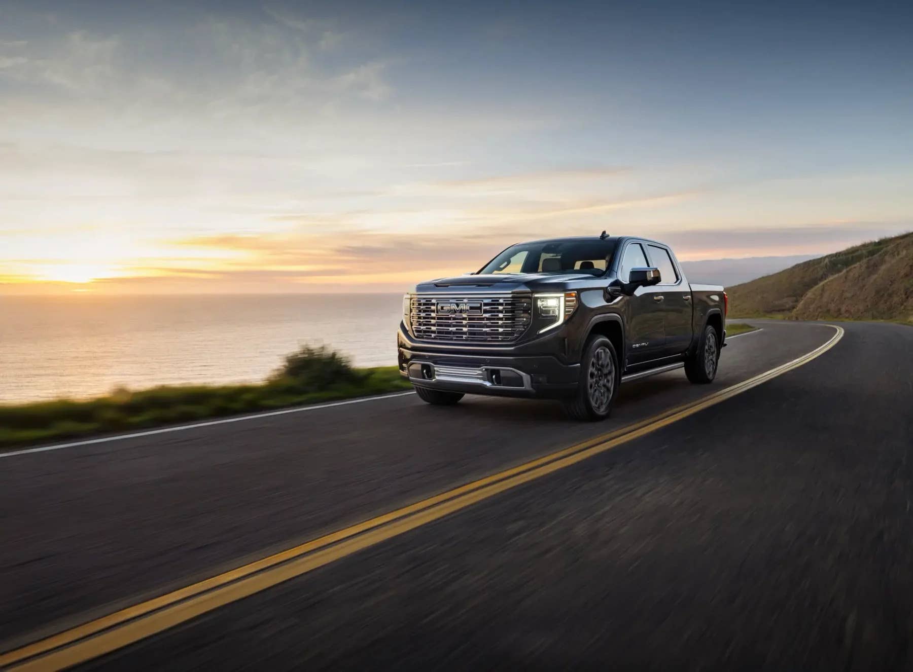 2025 GMC Sierra vs. 2025 Chevy Silverado: 5 Differences - Autoblog