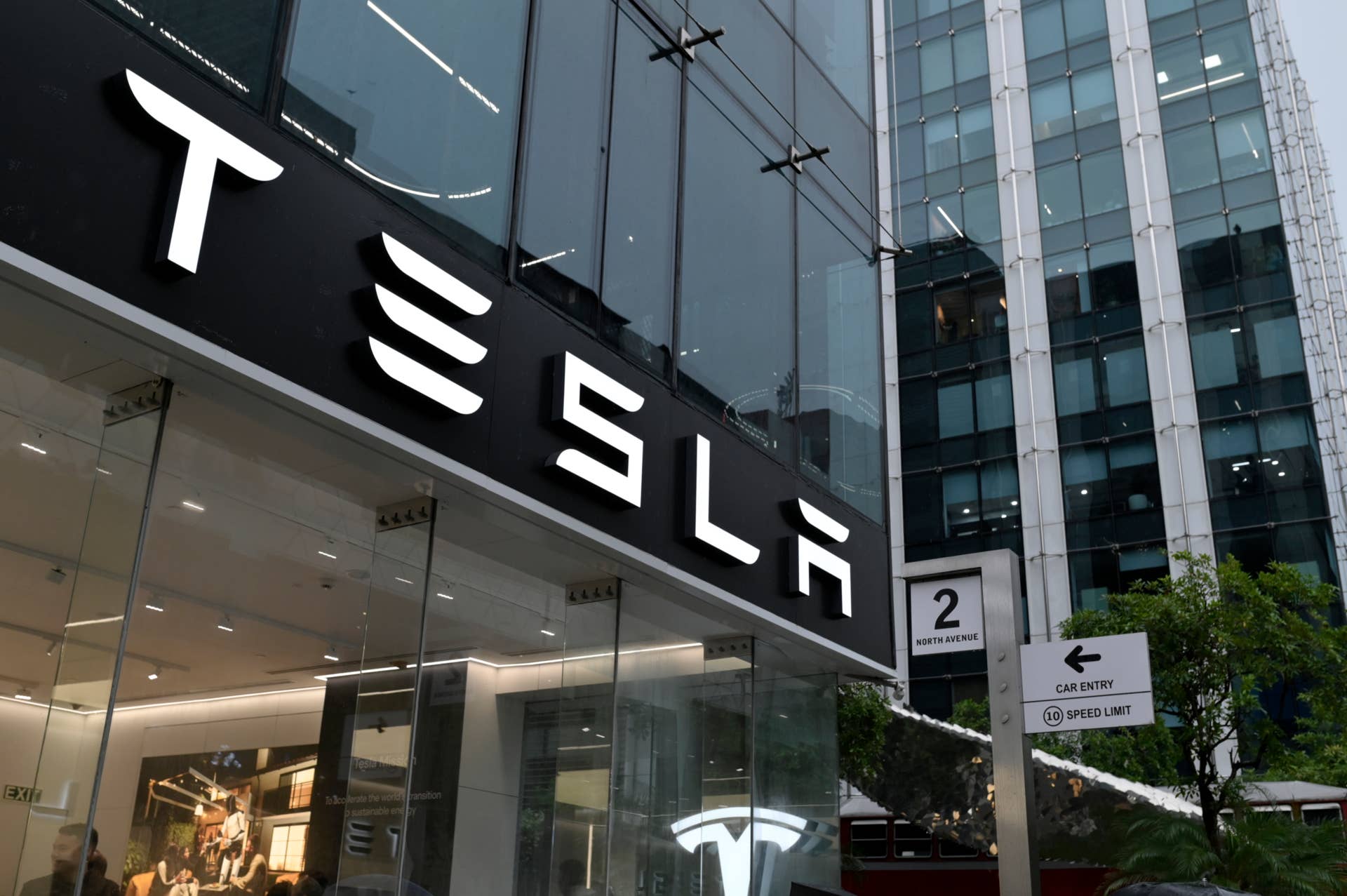 Federal jury finds Tesla partly liable for fatal Autopilot crash - Autoblog