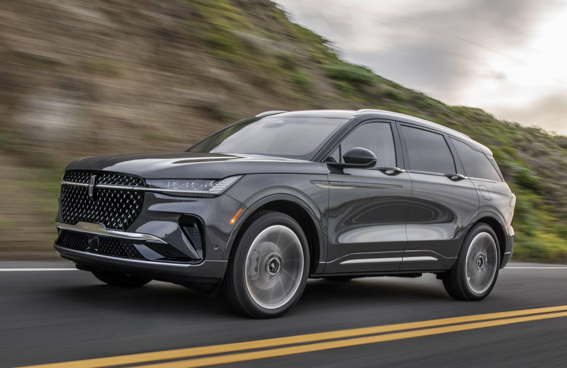 2025 Lincoln Nautilus vs. 2025 Lexus RX: 5 Key Differences - Autoblog