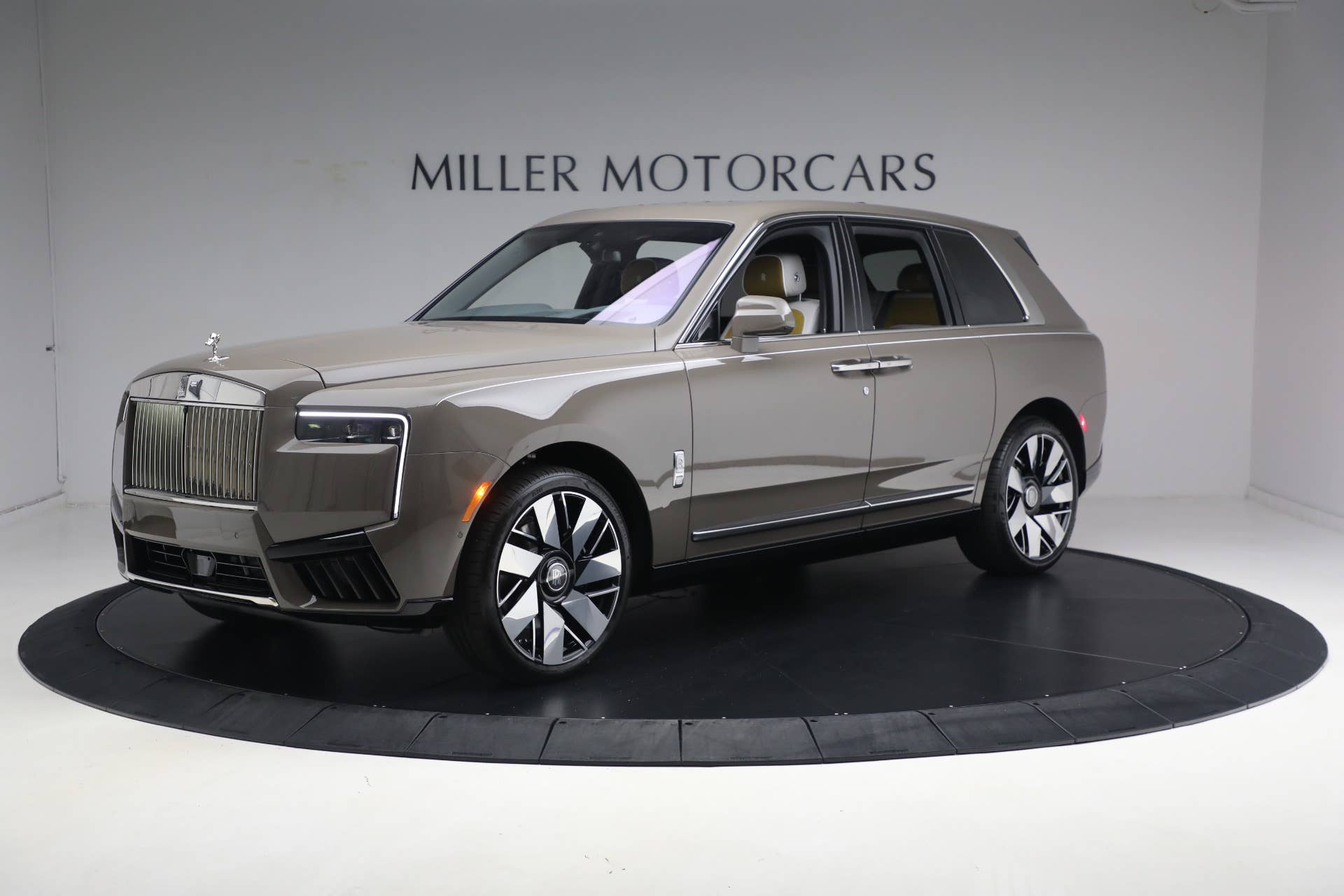 This Rolls-Royce Dealer Dropped an Elusive 2025 Cullinan Lease Deal for ...