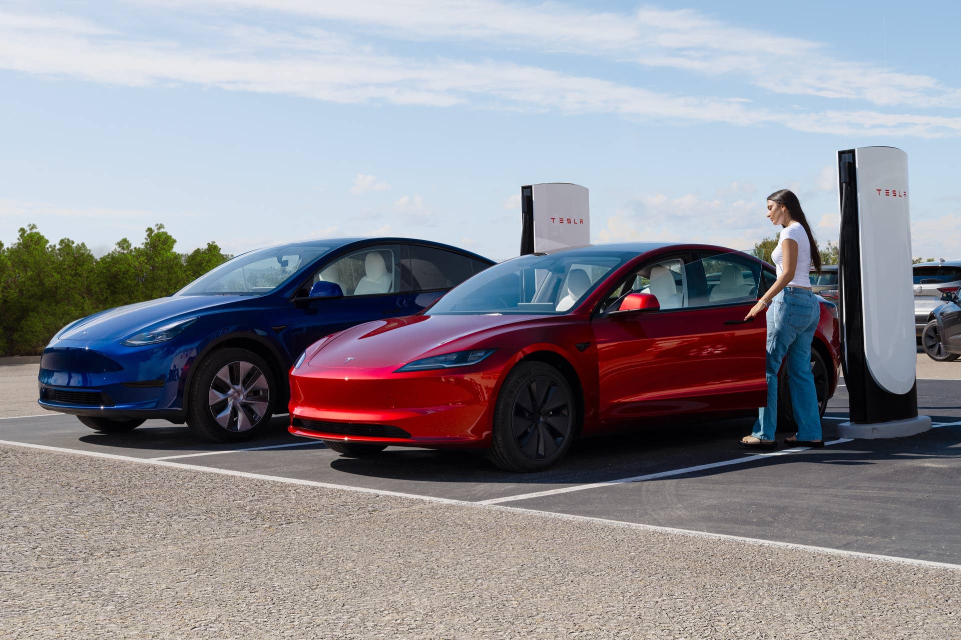 Tesla Now Lets Drivers Unplug Faster Using a Simple Door Handle Trick ...
