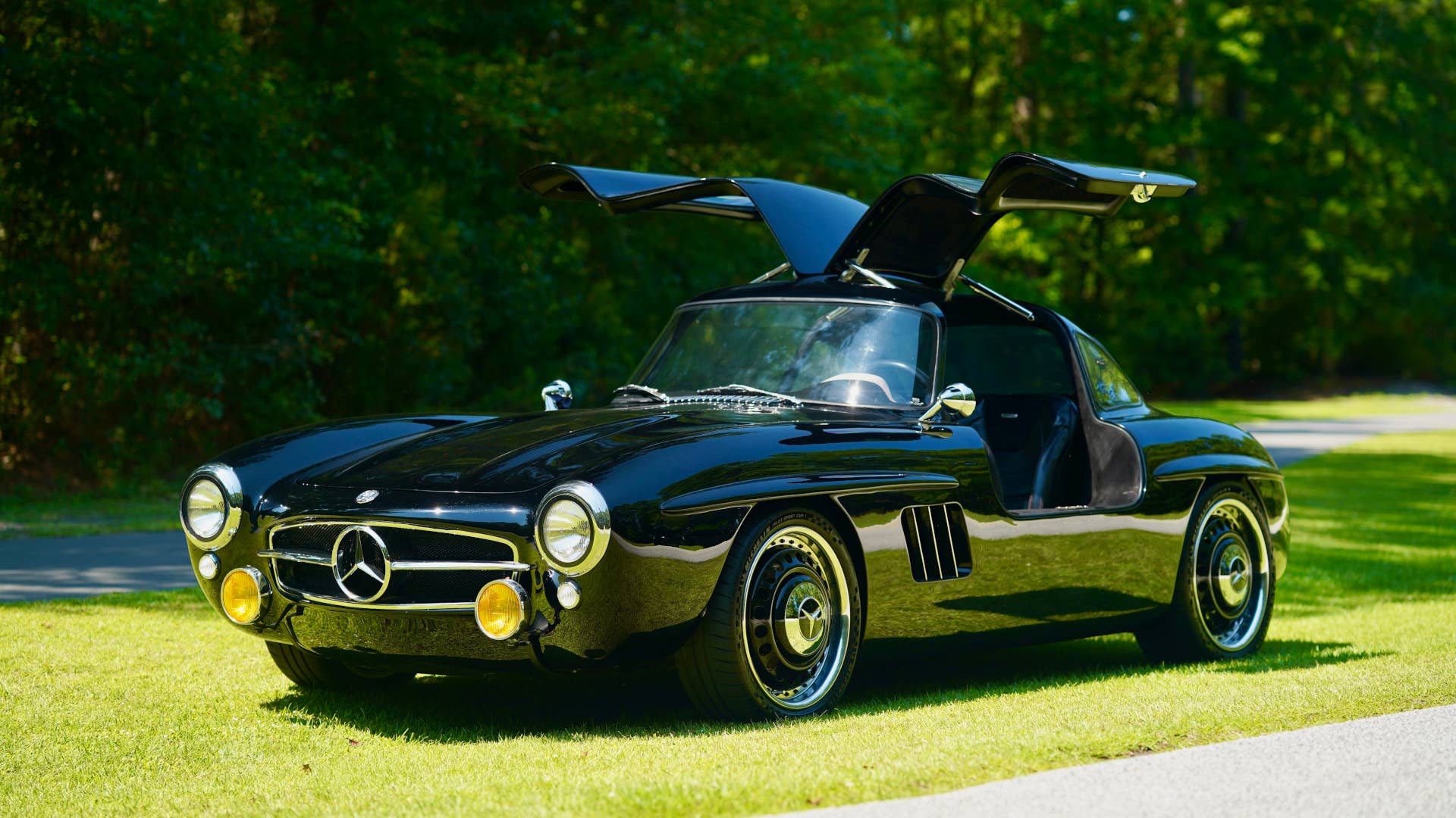 This $300K Restomod Turns a Mercedes SLK 55 Into a Modern 300SL ...