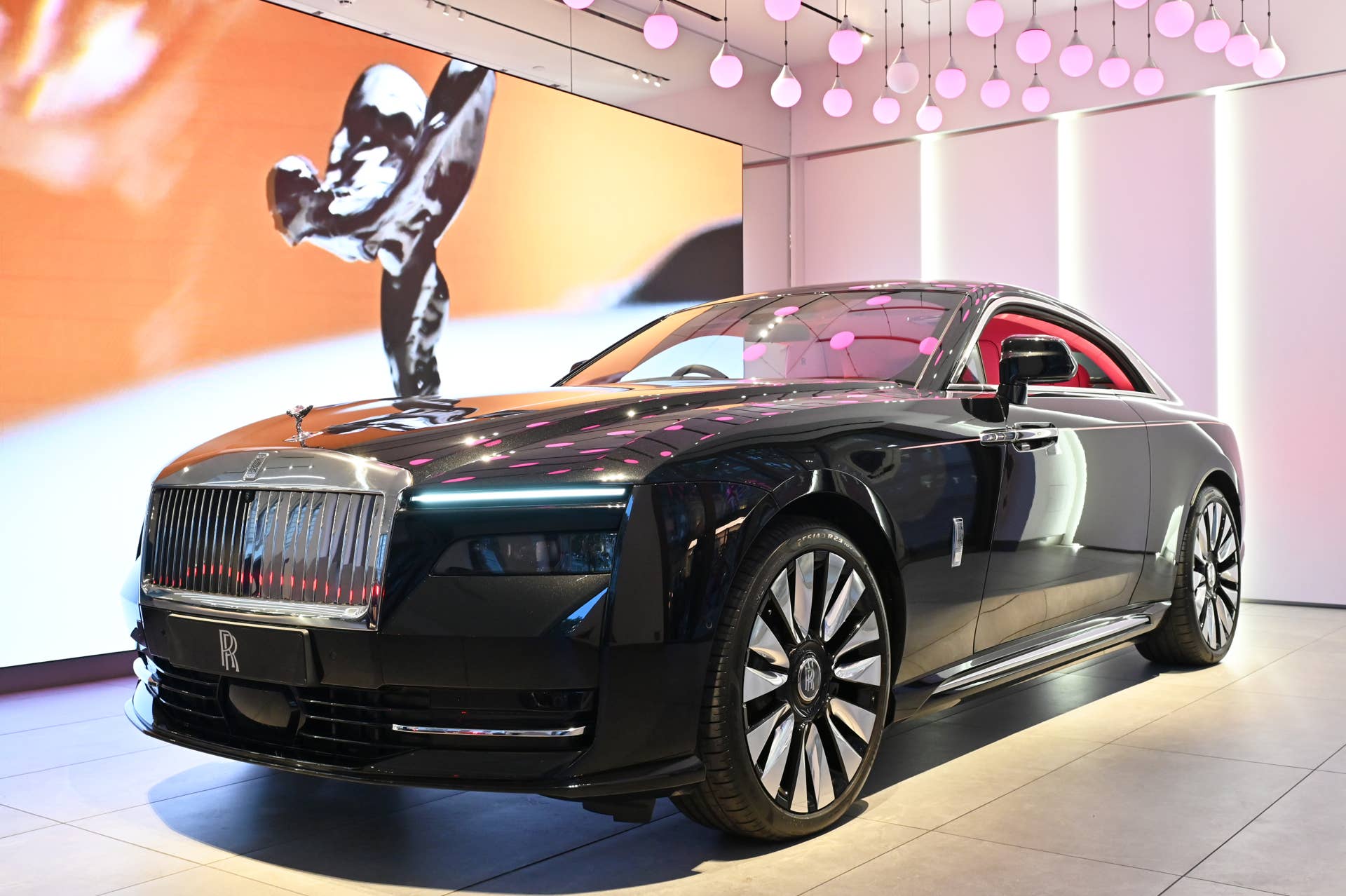 Rolls-Royce CEO Says Its Uber-Rich Clients Aren’t Flocking to Its EVs ...