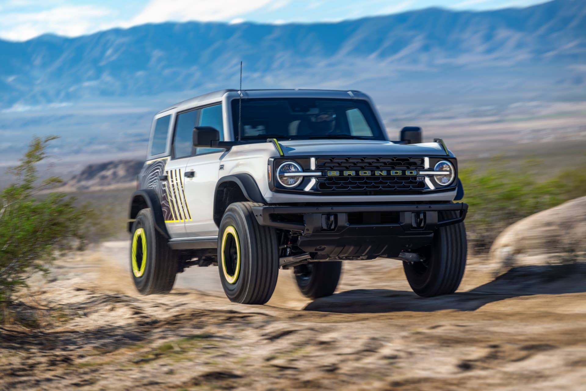 2026 Land Rover Defender vs. Ford Bronco: 5 Key Differences - Autoblog