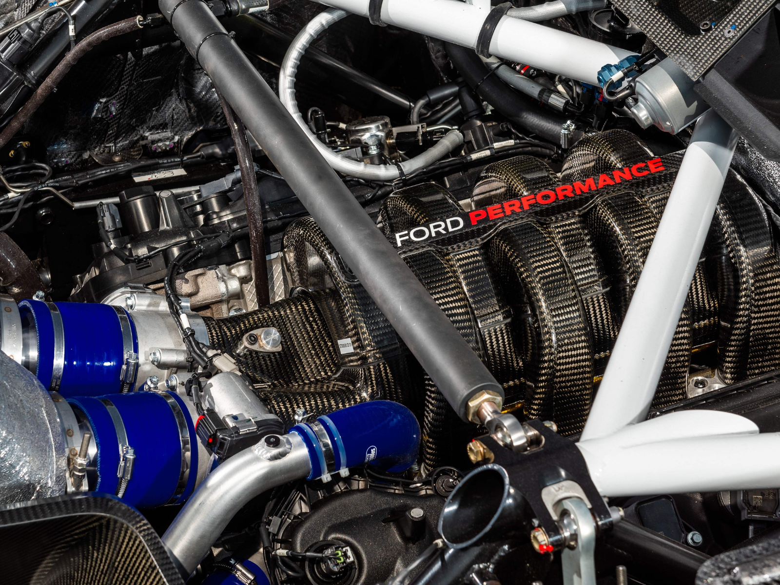 Ford's Betting Hard on its 30-Year-Old V8 to Beat Ferrari Again - Autoblog