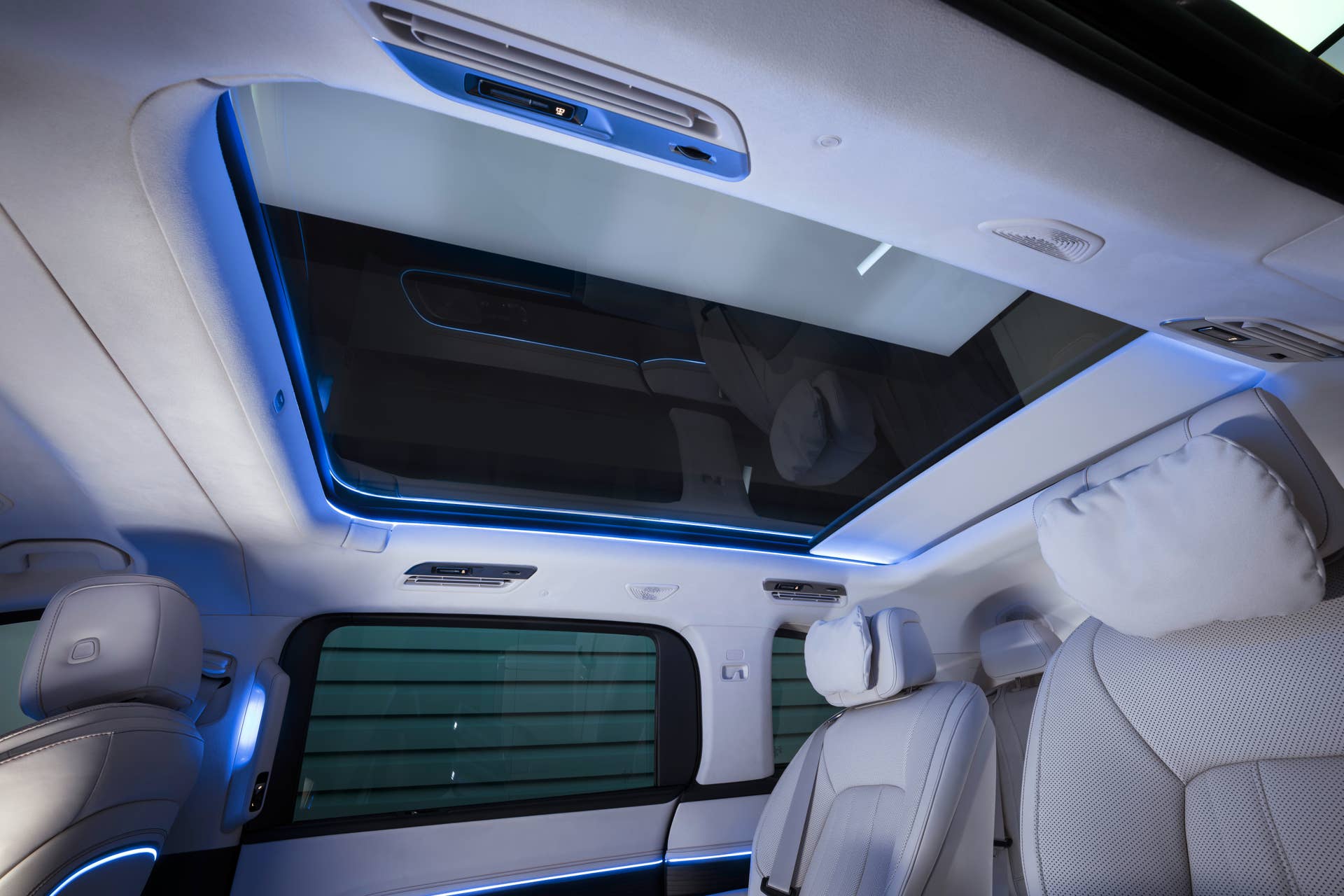 Mercedes-Benz VLE Brings S-Class Luxury To The Minivan Segment - Autoblog
