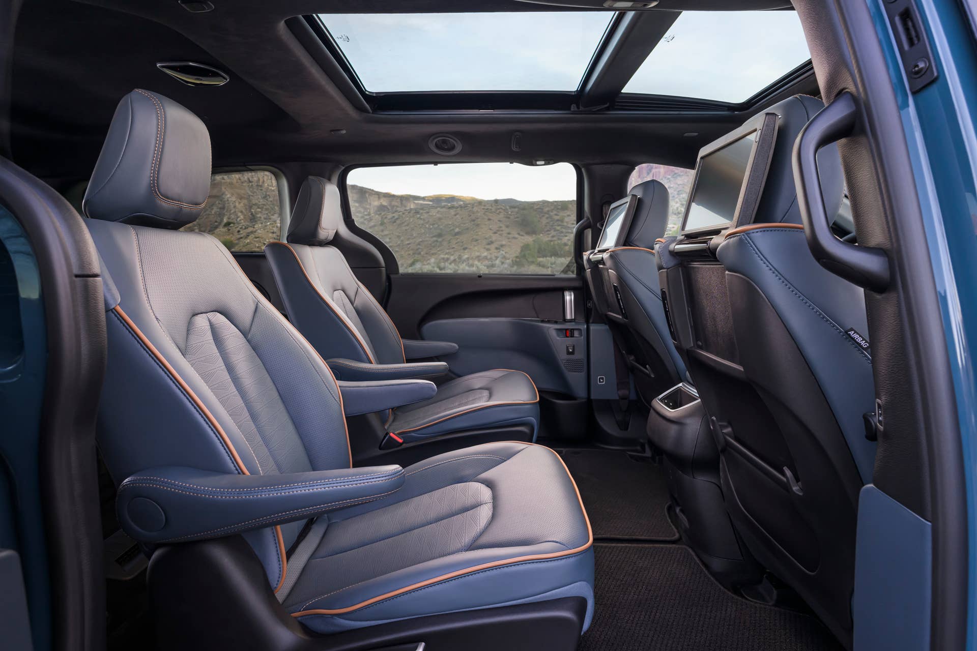 Chrysler Pacifica Prices Cut by Up to $2,060 After 2027 Model Criticism ...