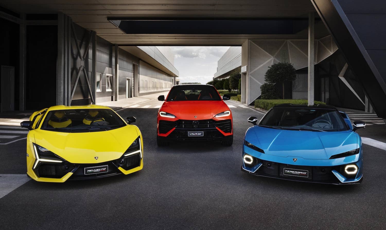 Luxury Cars Stuck at Sea Because of Middle East Conflict - Autoblog