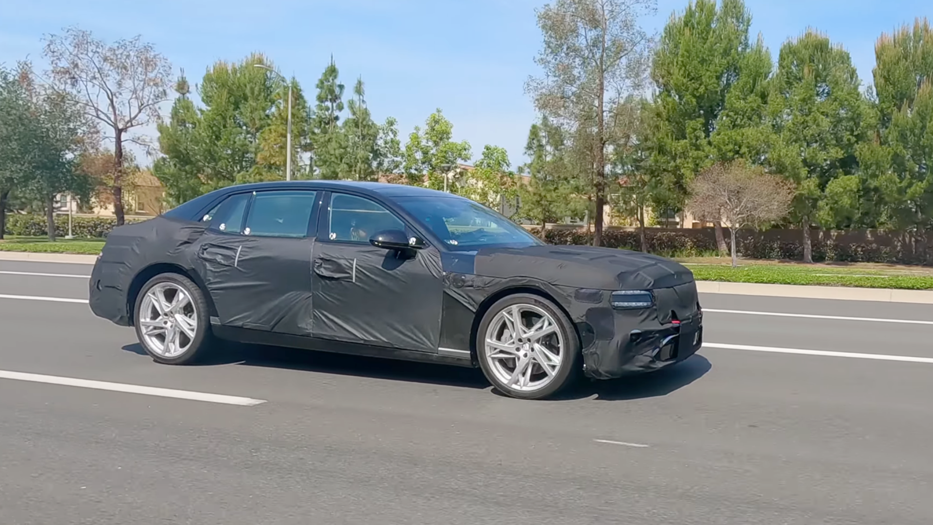 Genesis G90 Facelift Spotted With Bold New Look and Level 3 Tech on the ...