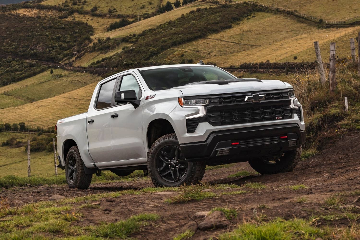 The Chevrolet Silverado LT Trail Boss Ditches Turbo-Four Engine and Now ...
