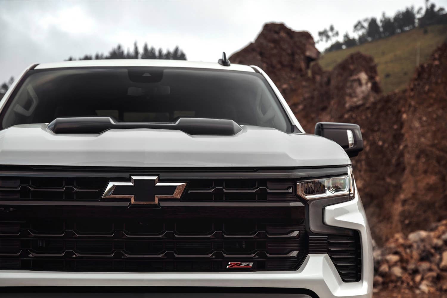 The Chevrolet Silverado LT Trail Boss Ditches Turbo-Four Engine and Now ...