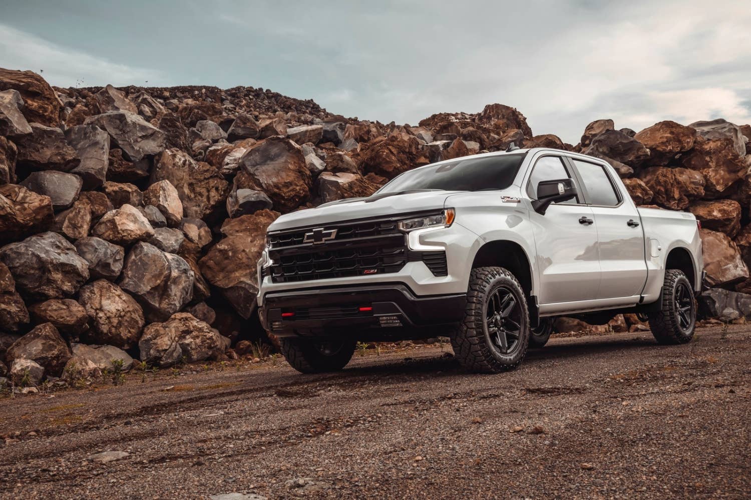 The Chevrolet Silverado LT Trail Boss Ditches Turbo-Four Engine and Now ...