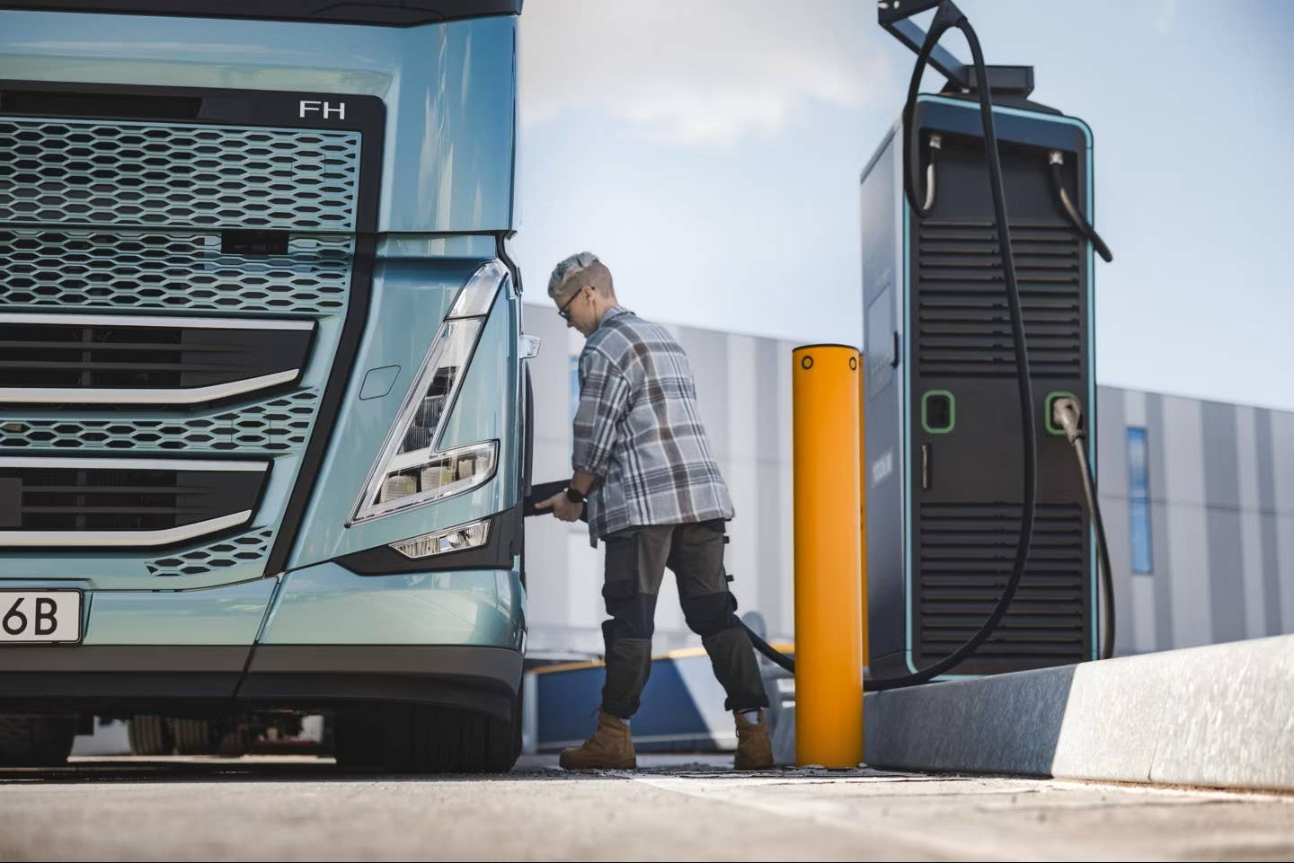Volvo’s Electric Semi Hits 435 Miles—and Charges in 50 Minutes - Autoblog