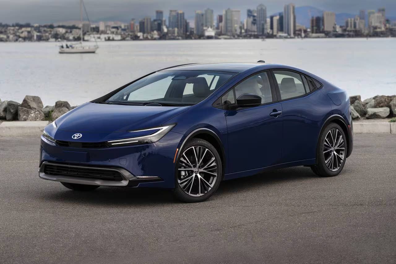 Toyota Prius vs. Toyota Prius PHEV: 3 Key Differences - Autoblog