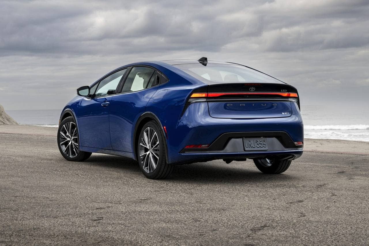 Toyota Prius vs. Toyota Prius PHEV: 3 Key Differences - Autoblog