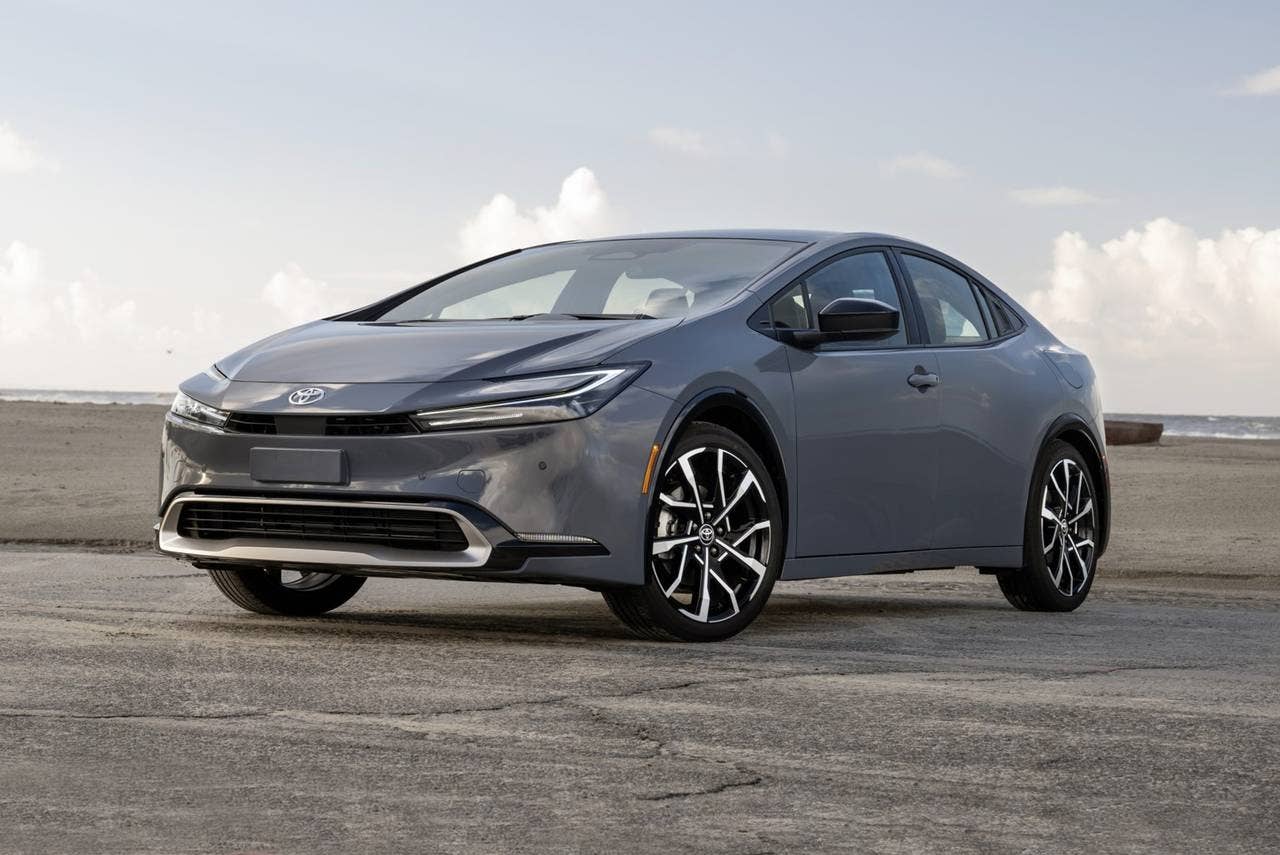 Toyota Prius vs. Toyota Prius PHEV: 3 Key Differences - Autoblog