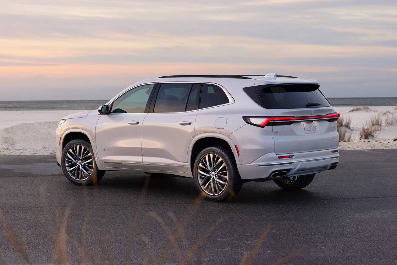 2026 Ford Explorer Platinum vs. 2026 Chevy Traverse High Country vs ...
