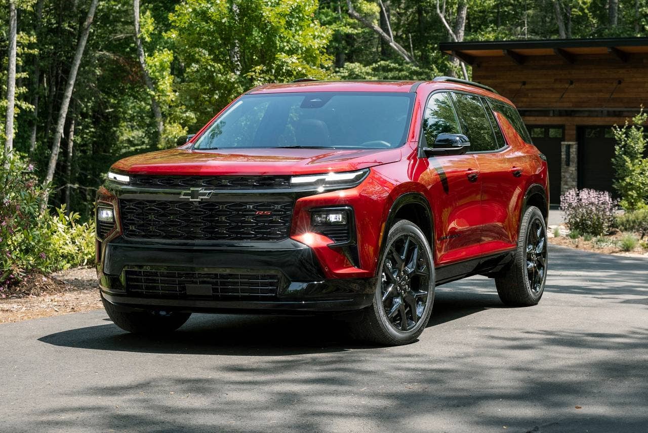 2026 Ford Explorer Platinum vs. 2026 Chevy Traverse High Country vs ...