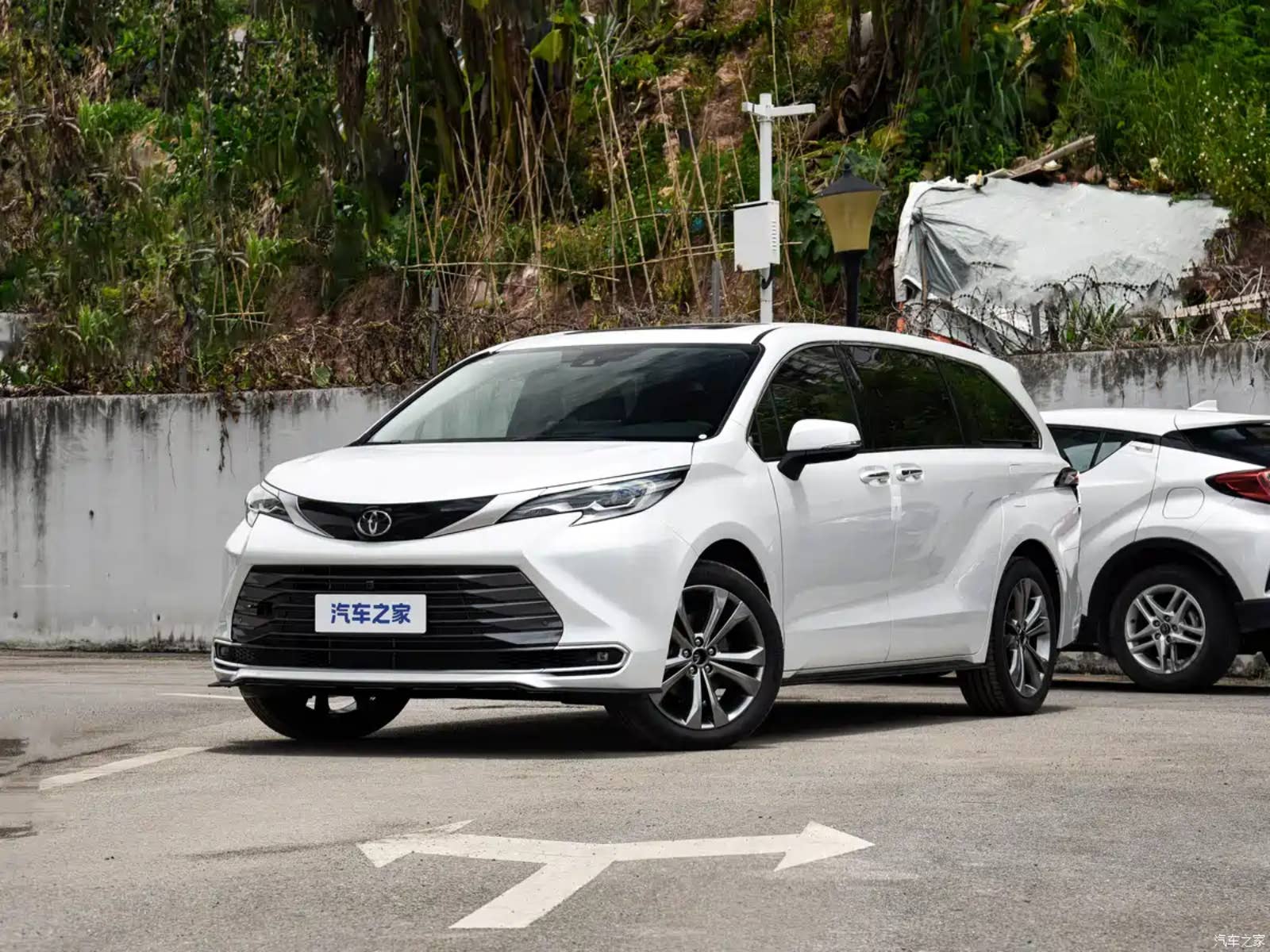 Updated Toyota Sienna Revealed With a Massive Center Screen - Autoblog