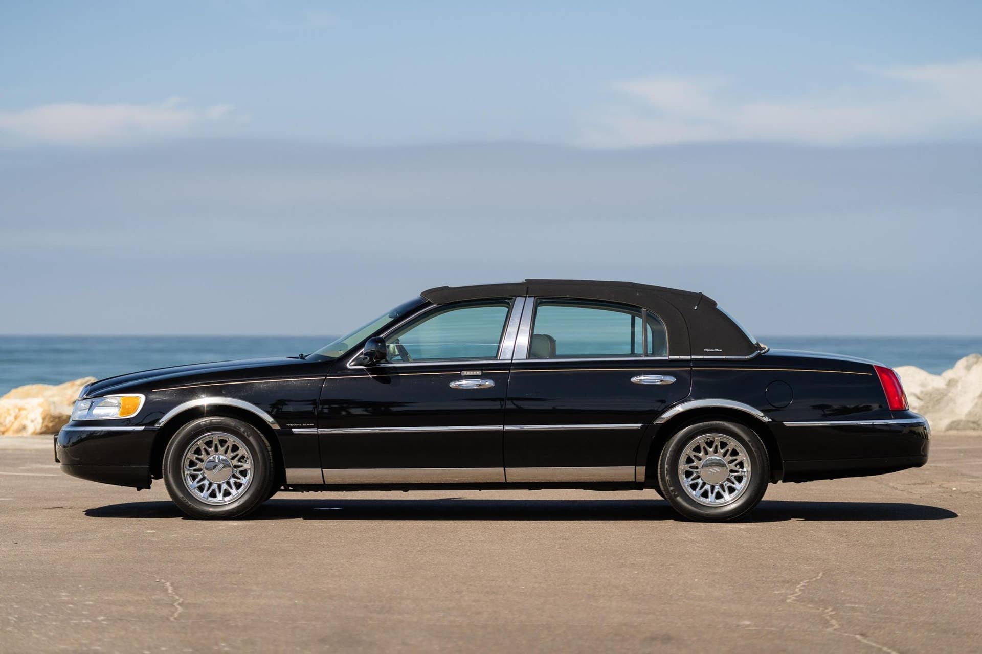 2001 Lincoln Town Car Signature For Sale With 31 400 Miles Autoblog
