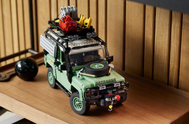 Lego releases a 2,336-piece Land Rover Defender 90 kit - Autoblog: Car ...