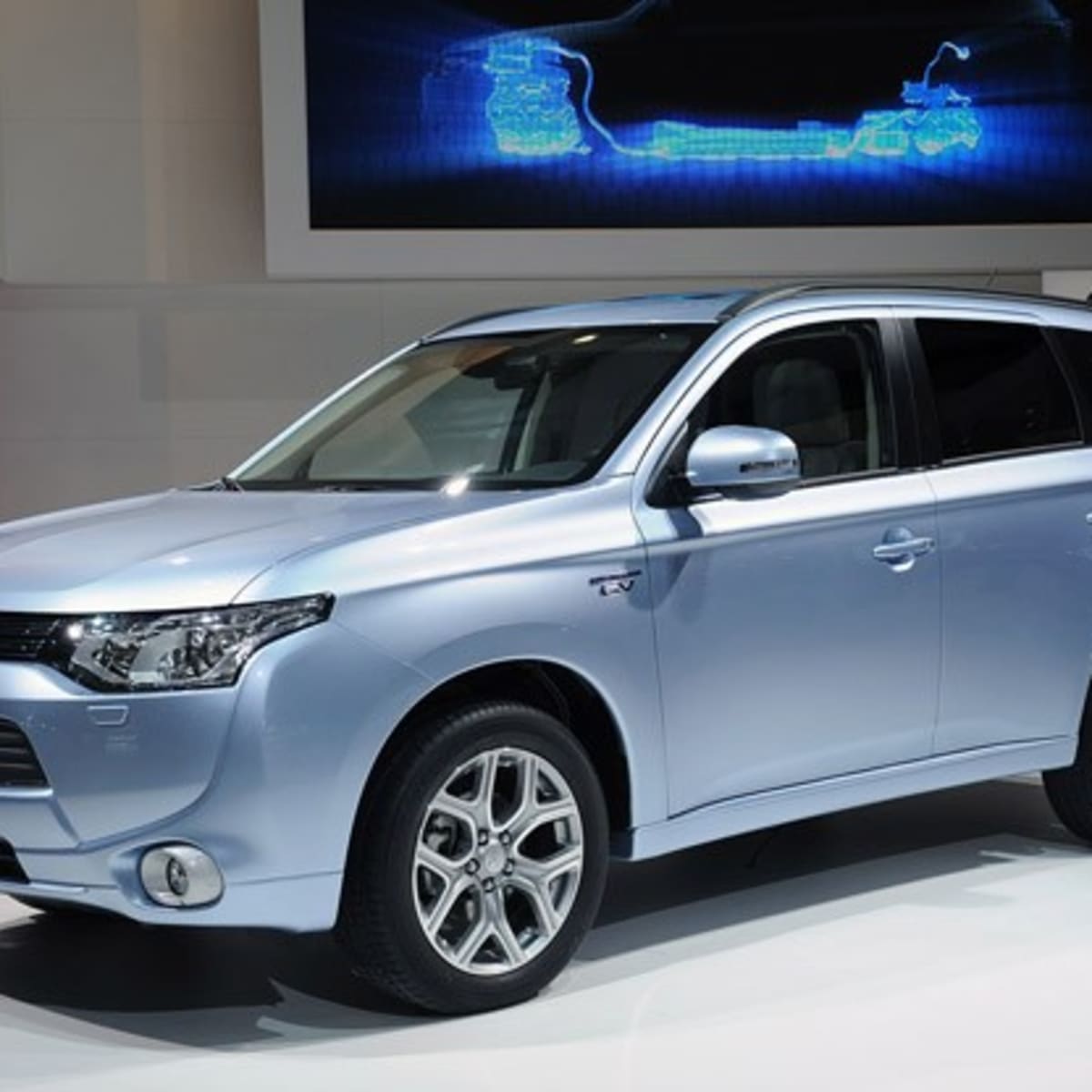 Mitsubishi sets Outlander PHEV debut for Jan 24 in Japan Autoblog