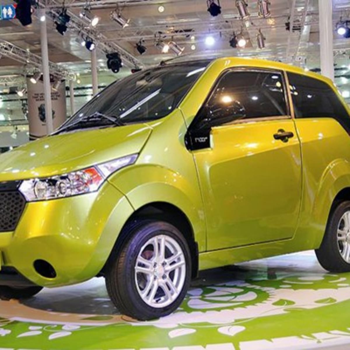 Mahindra electric car e2o store