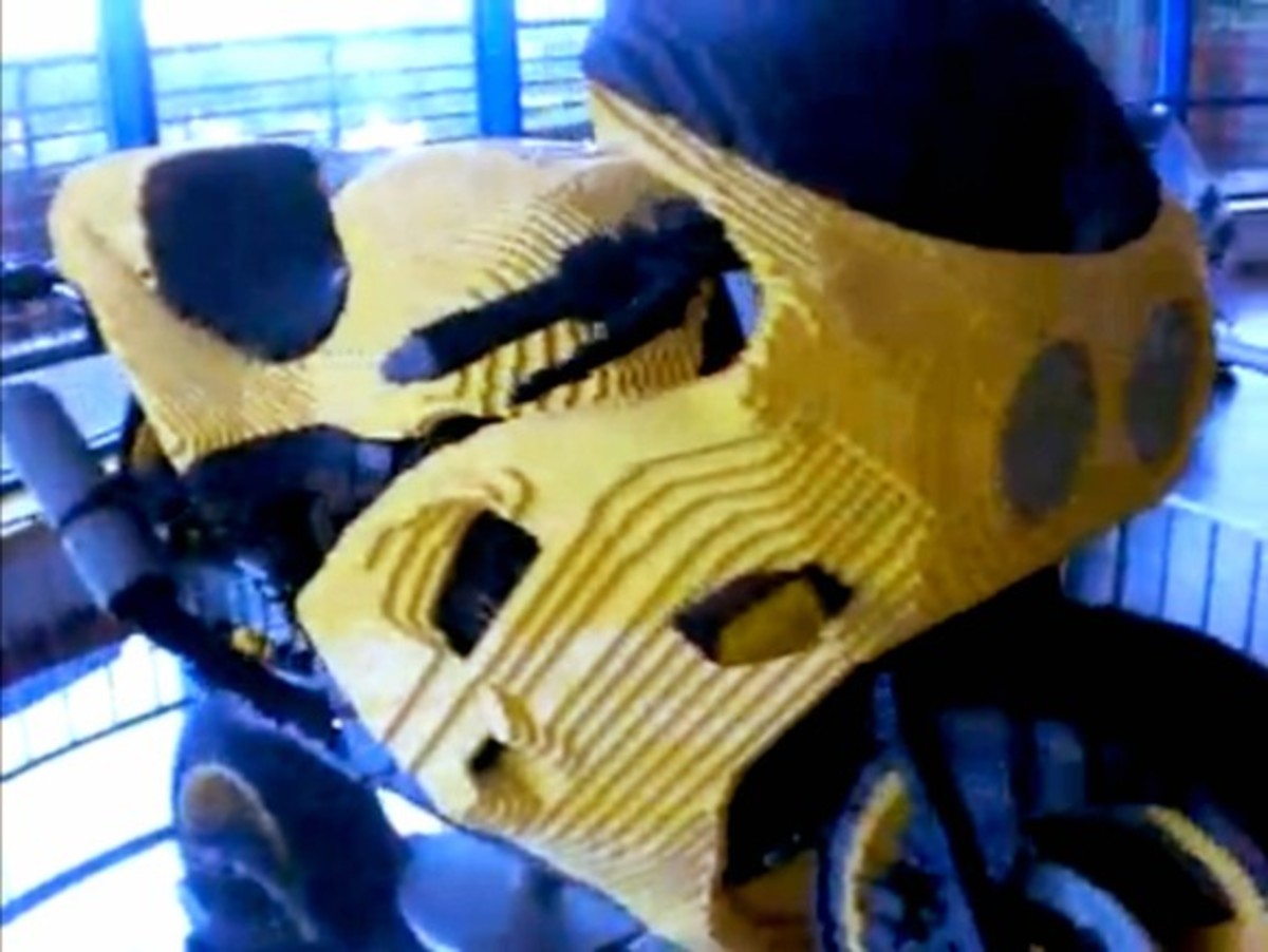 VIDEO: Triumph Daytona motorcycle assembled from Lego bricks - Autoblog