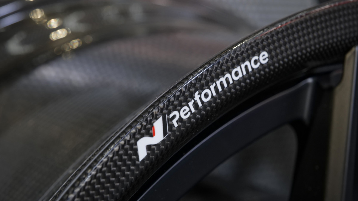 Hyundai shows a prototype carbon-hybrid wheel at Goodwood - Autoblog